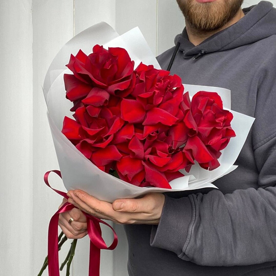 Моно-букет красных французских роз в белой упаковке 5шт. Ver Flowers