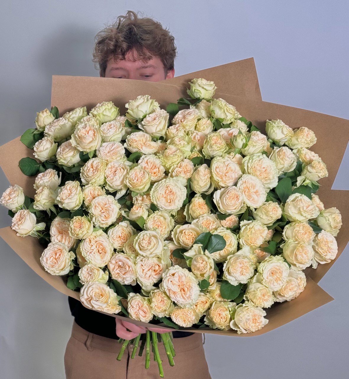 Монобукет из пионовидных кустовых роз сорт Амороза 31 шт. с доставкой до двери