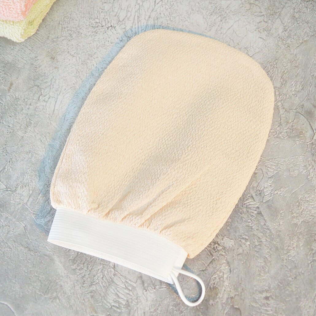 Мочалка массажная для пилинга, бежевый цвет, размер 20×14 см, мягкий полипропилен, удобная резинка на запястье