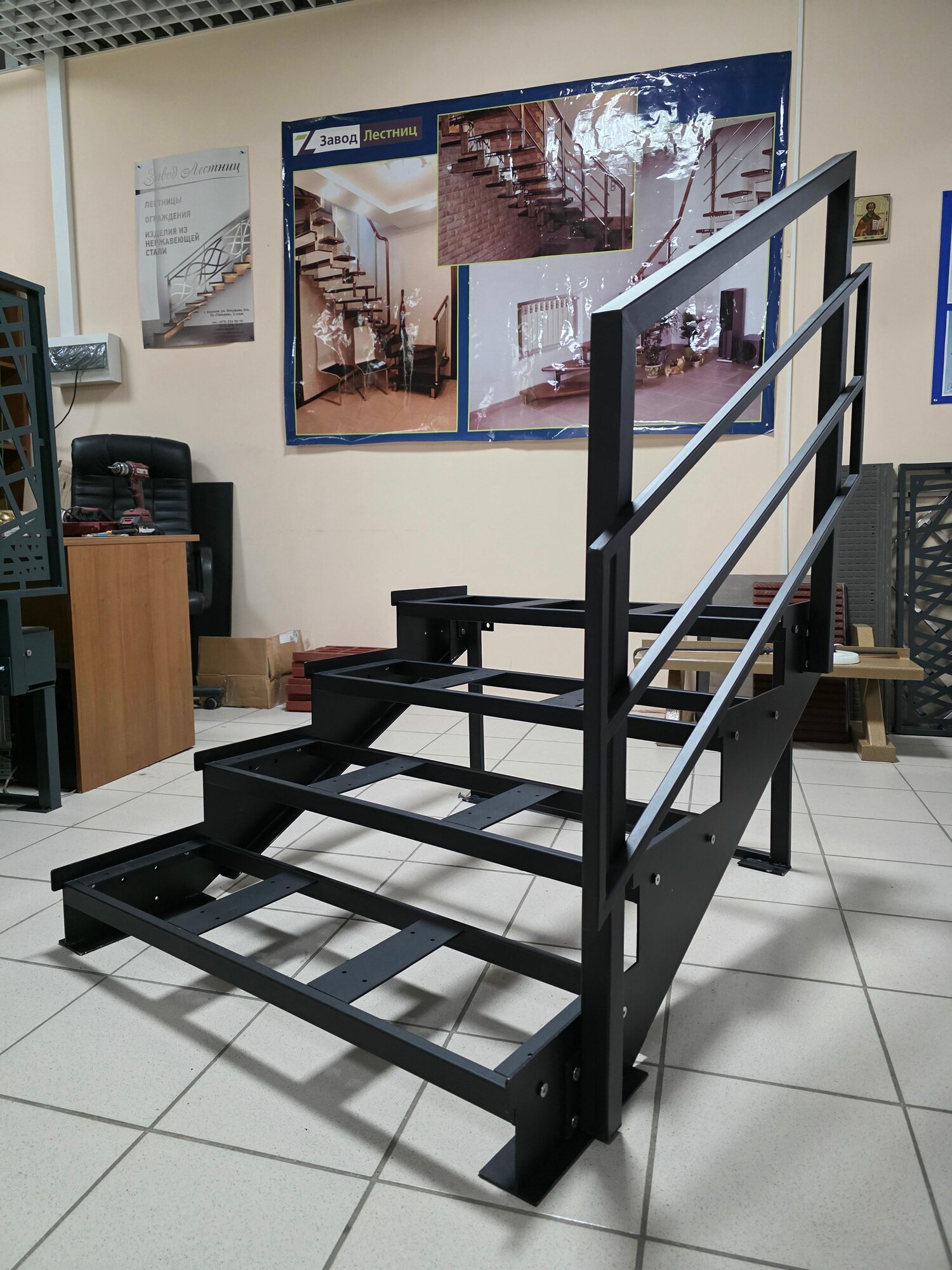 Лестница-крыльцо 4 ступени, без ДПК, перила с одной стороны. Ширина 1,5м, высота 60 см.