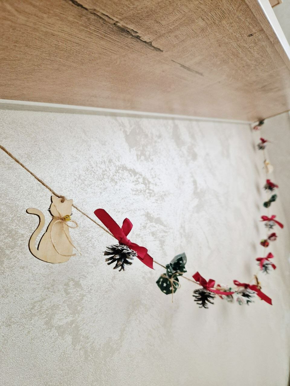 Гирлянда растяжка с шишками, мешочками и котами 2 м.