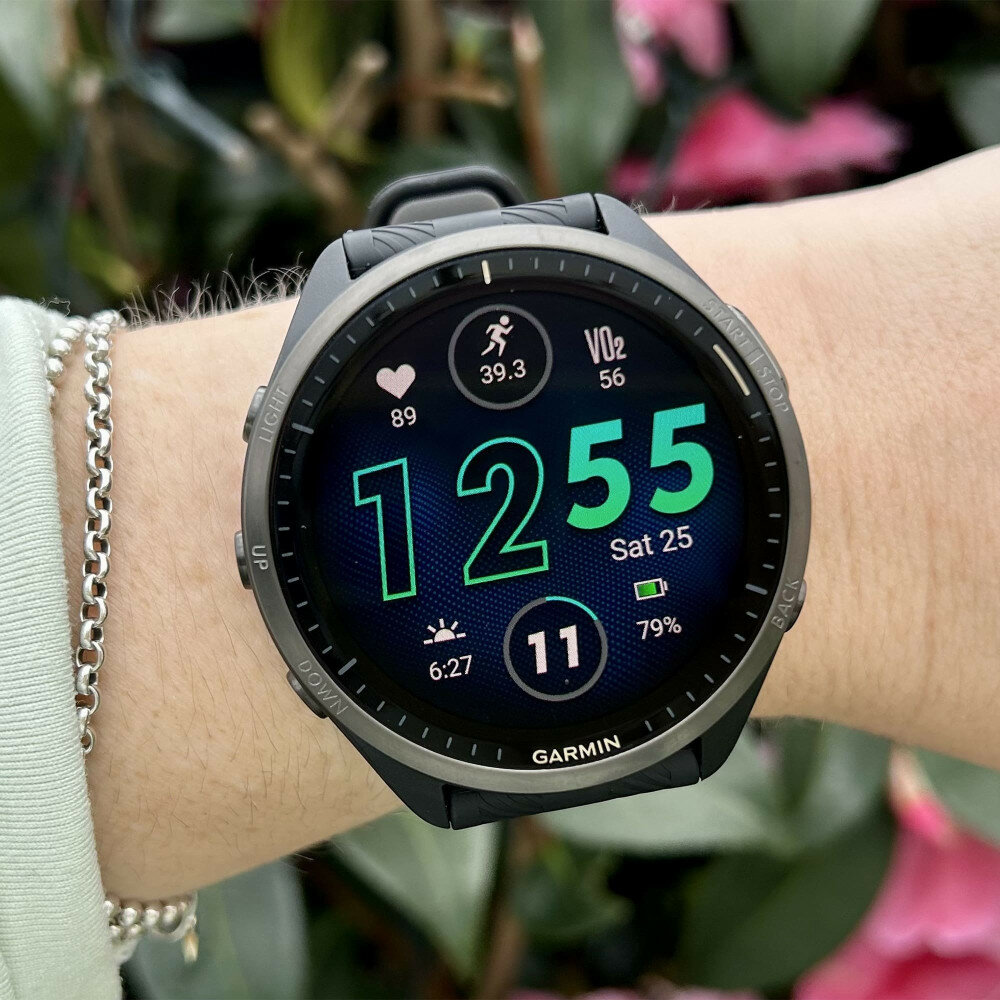 Смарт-часы Garmin Forerunner 965 AMOLED, темно-серые, титановый безель с DLC-покрытием, 010-02809-10, европейская версия