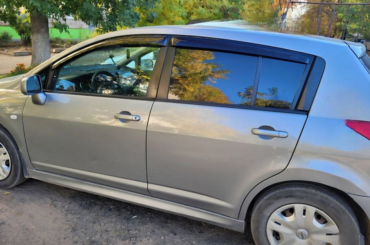 Дефлекторы окон (ветровики) Nissan Tiida хэтчбек 2004-2014г