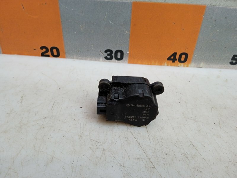 Б/У Форд Фокус 3 Моторчик заслонки отопителя Ford Focus 2011-2019 3 335006 FORD арт. 3M5H19E616AA