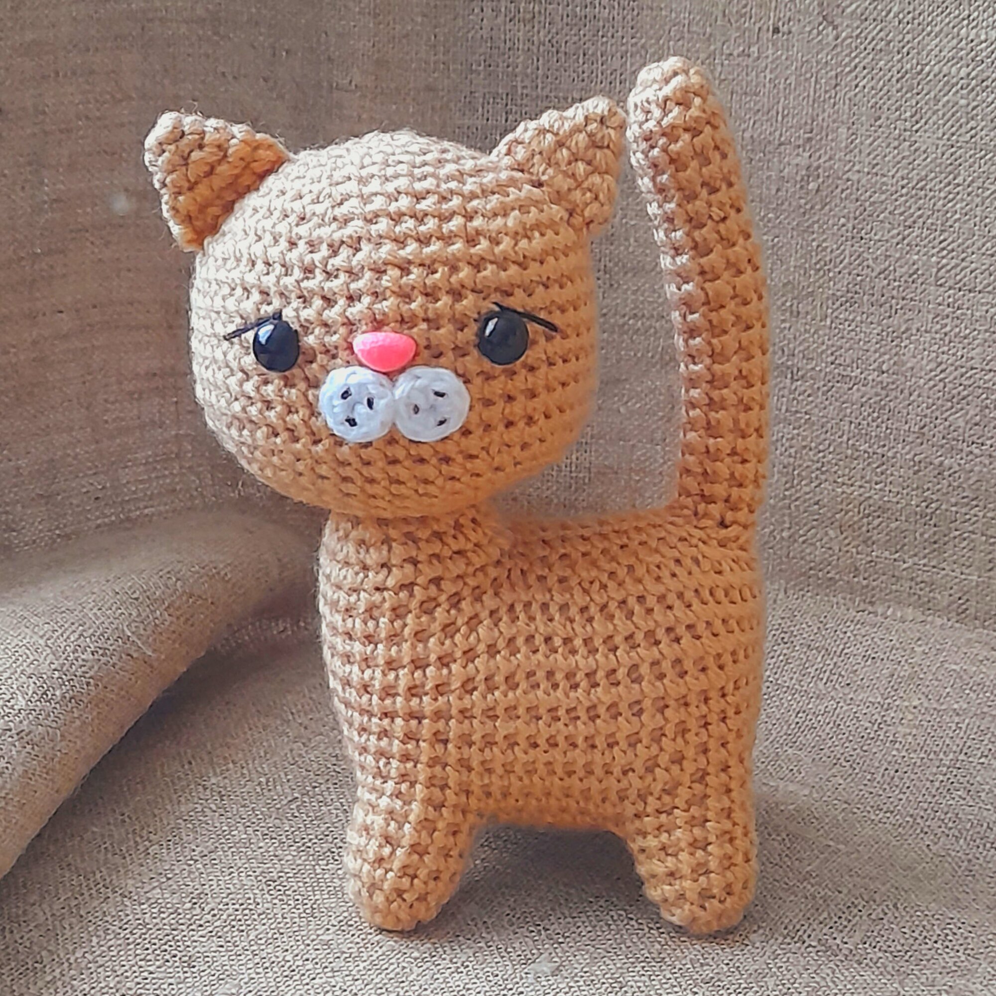 Мягкая, вязаная игрушка ручной работы кошка