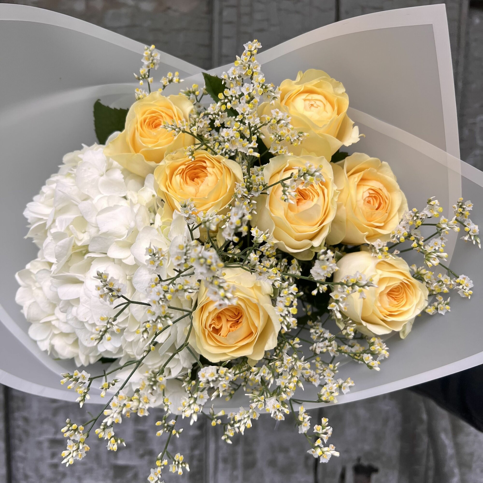 Букет "Солнечное облако", гортензия/лимониум/роза, белый/желтый, дизайнерская упаковка