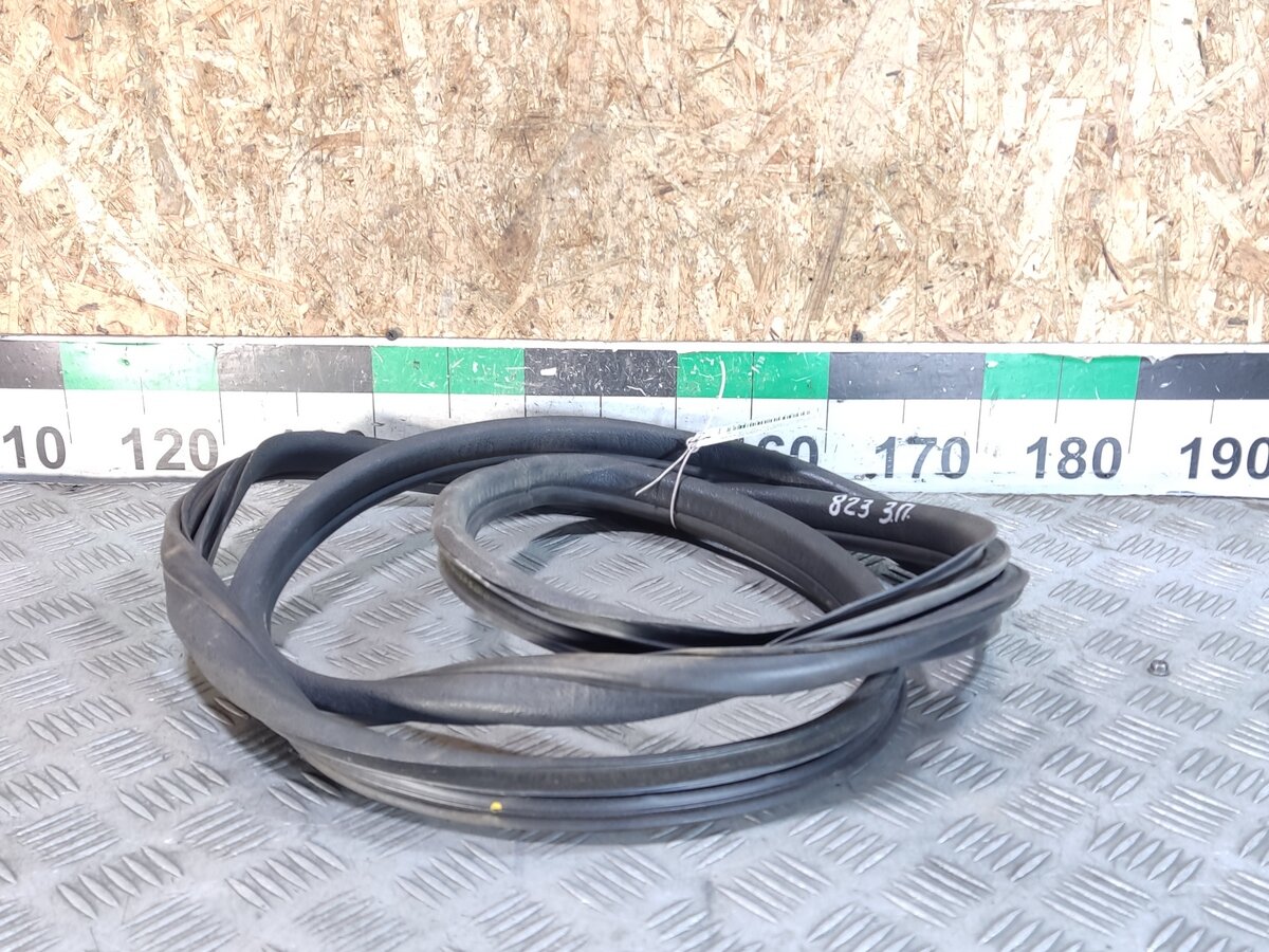 Уплотнитель двери задней правой SAAB 9-5 1998-2002 4698429