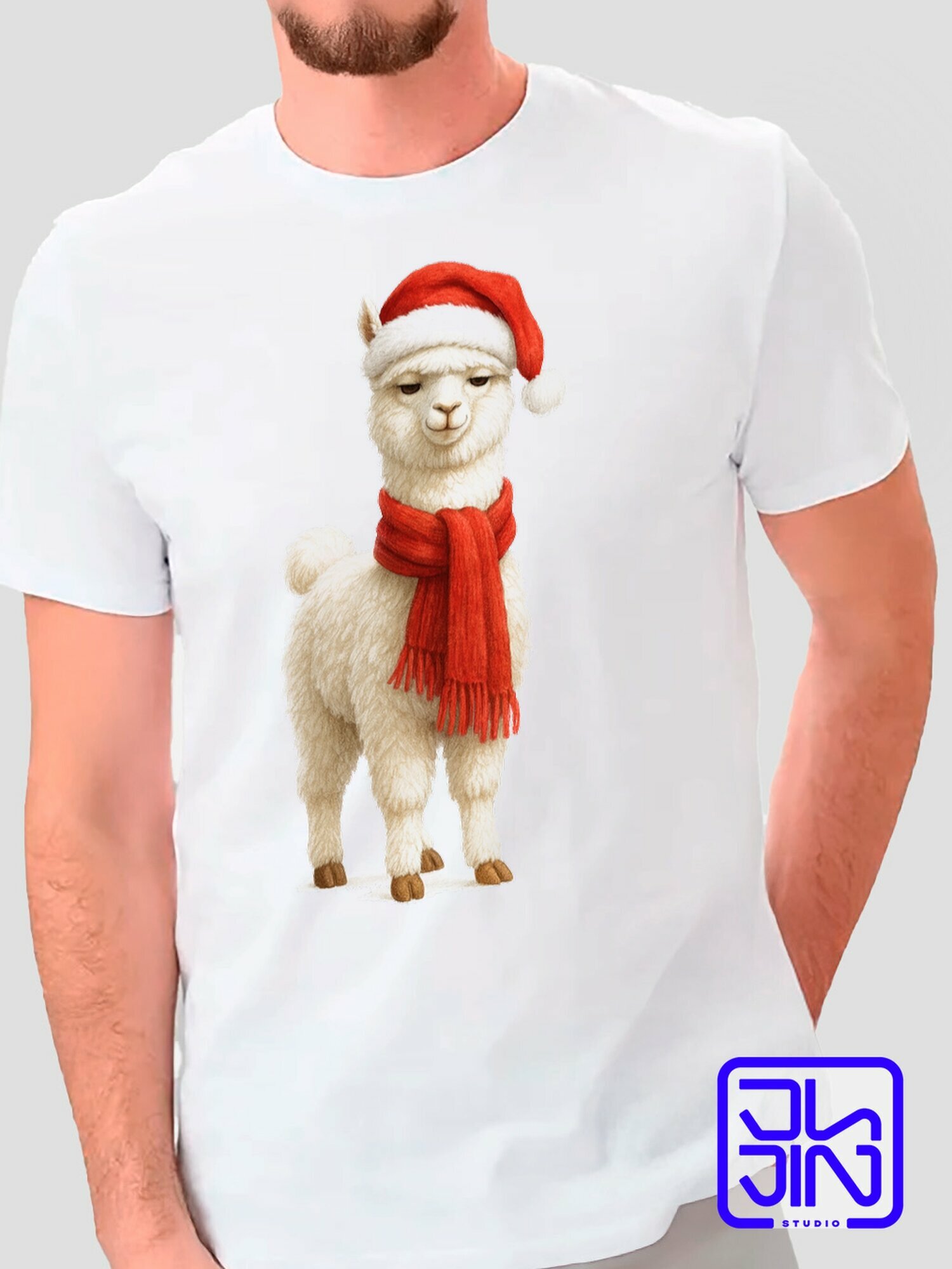 Футболка классическая мужская с авторским принтом Веселая белая лама в красном колпаке и молочном шарфе с выразительным взглядом, белый хлопковый трикотаж с прикольным рисунком на груди