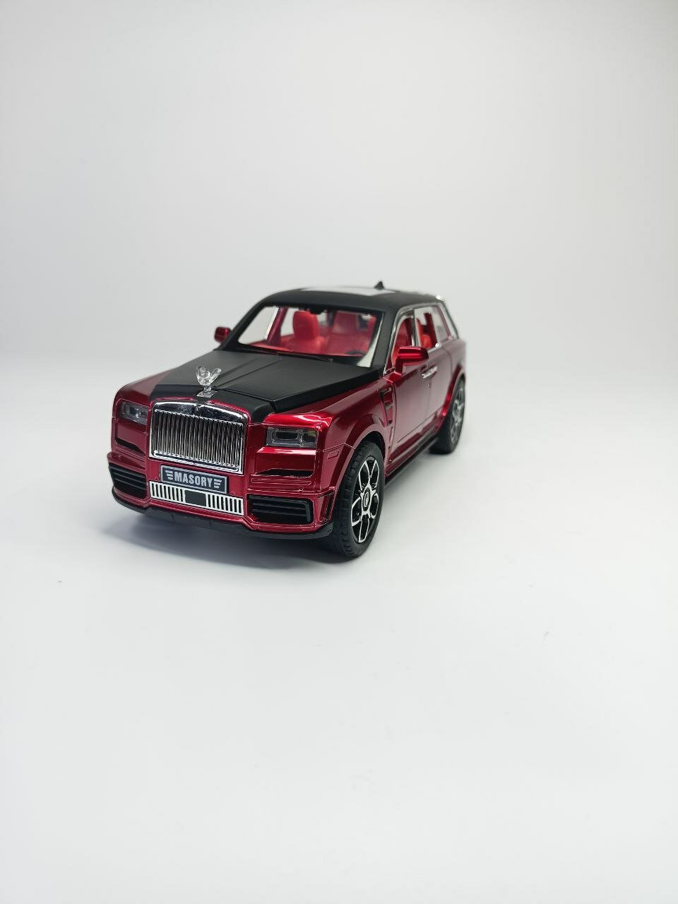 Коллекционная машинка игрушка металлическая Rolls Royce Сullinan для мальчиков масштабная модель 1:24 красно-черная