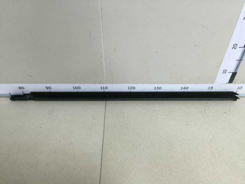 Уплотнитель стекла двери Volkswagen Tiguan 2017 кат.номер: 5NA837480