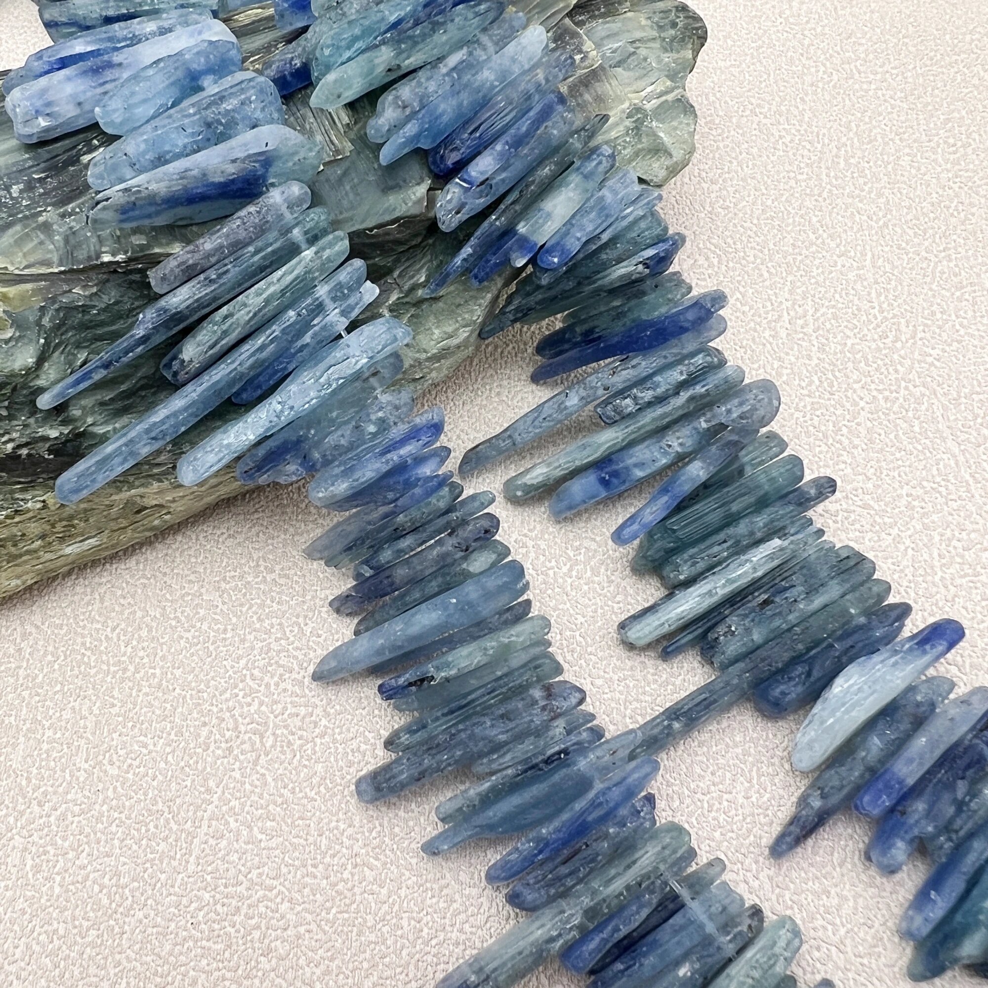 Бусины из кианита MARUCOL