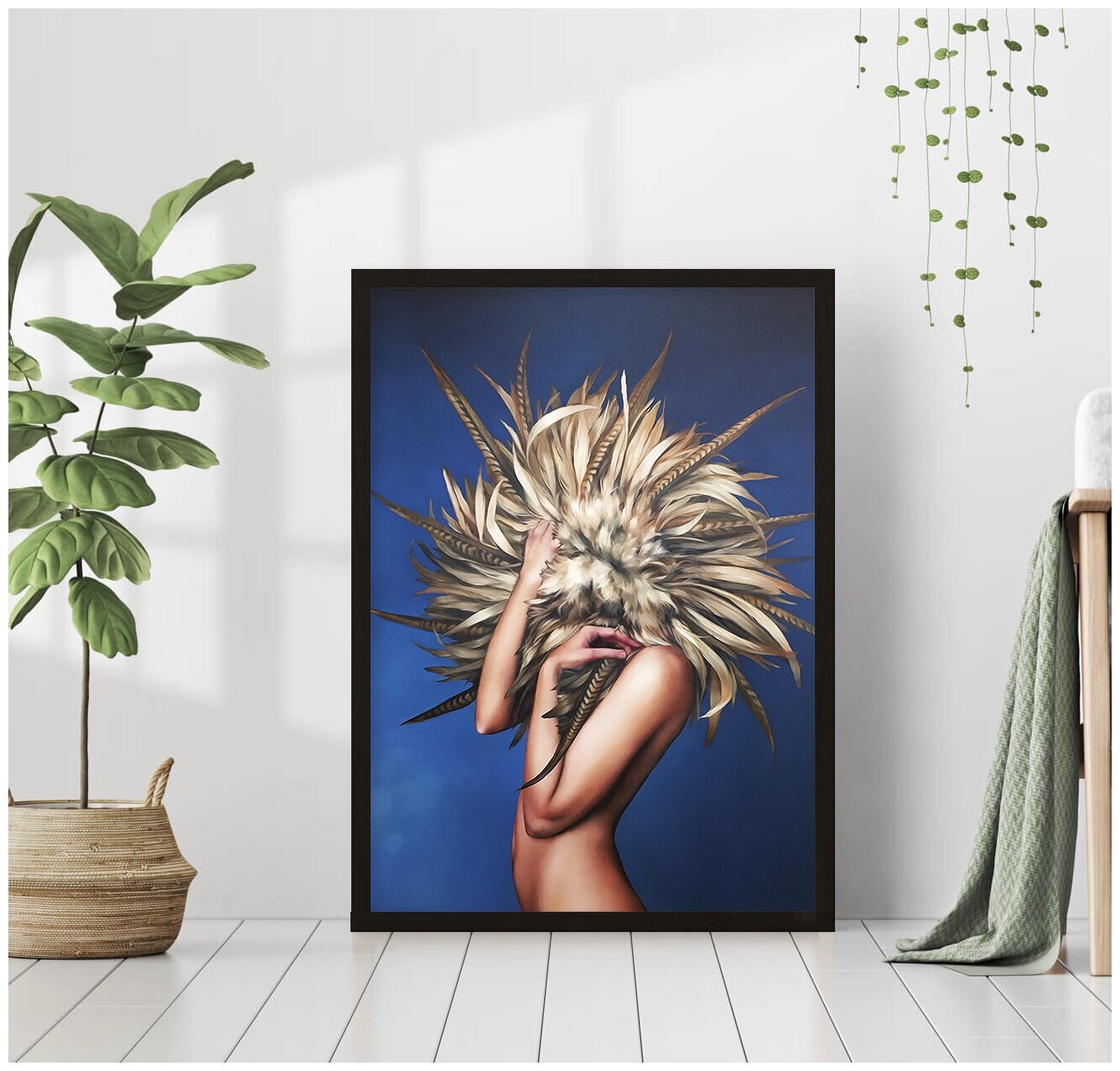 Постер "Девушка в перьях, Эми Джадд" в черной рамке 50х70 см для интерьера на стену