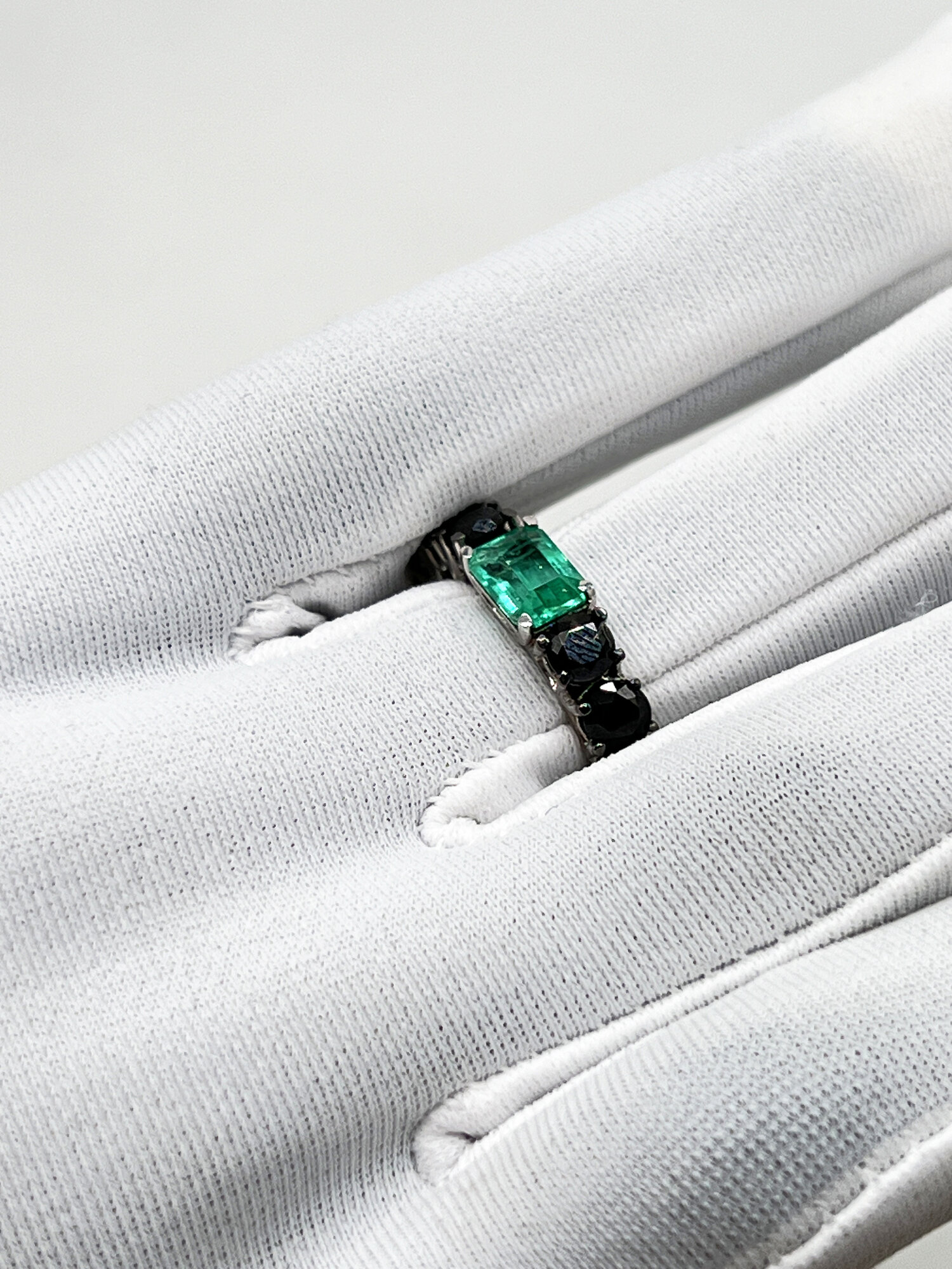 Кольцо, белое золото, 375 проба, родирование, шпинель, изумруд