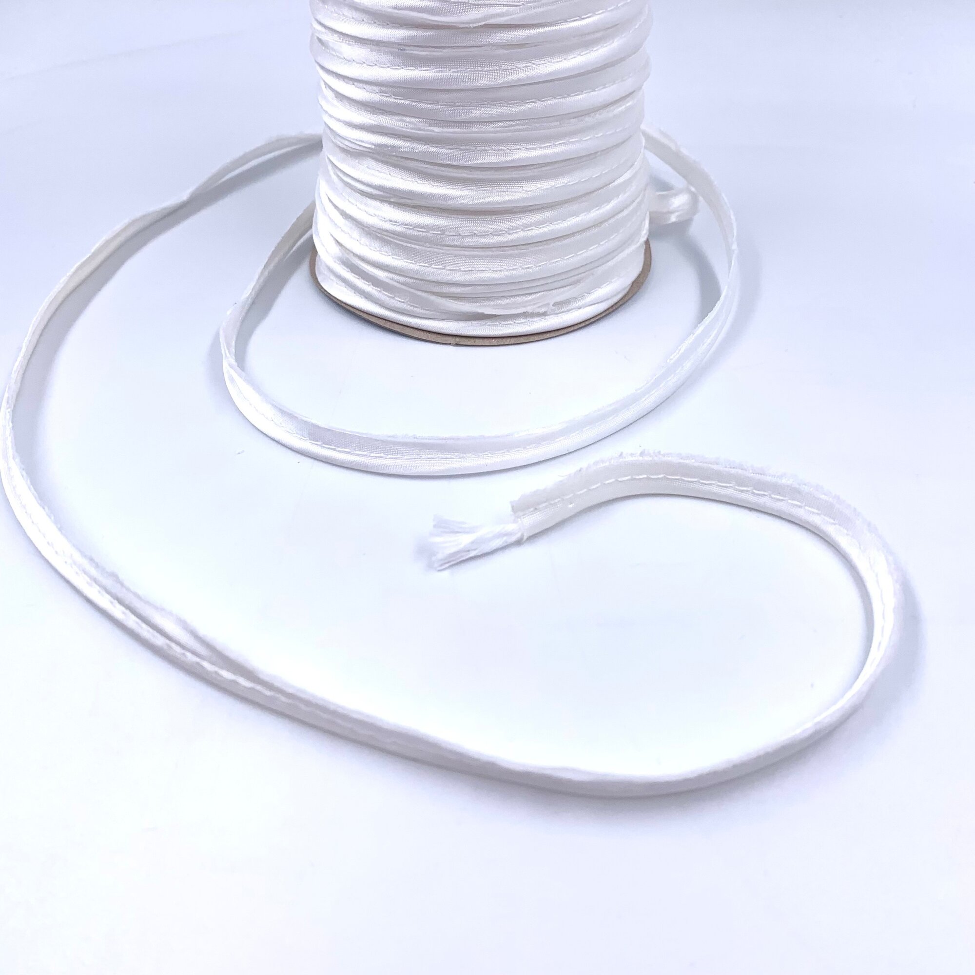 Кант атласный из вискозы белый 3 метра