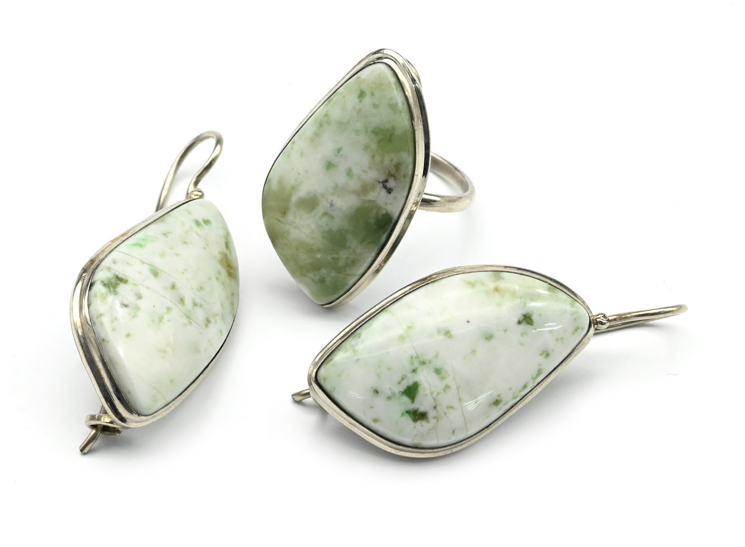 Комплект бижутерии: серьги, кольцо, жадеит