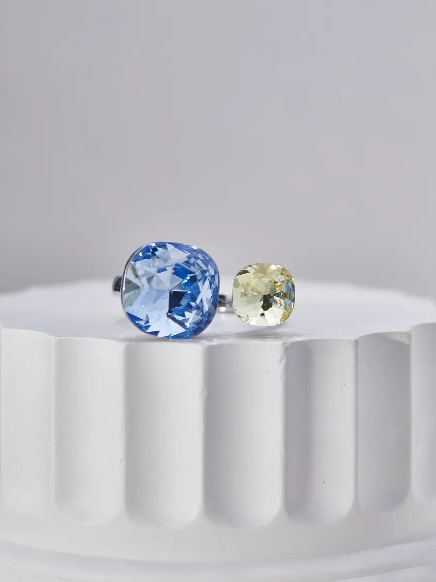 Кольцо, кристалл, циркон, кристаллы Swarovski, фианит, безразмерное, белый, серый, голубой, бежевый, синий — фото 1