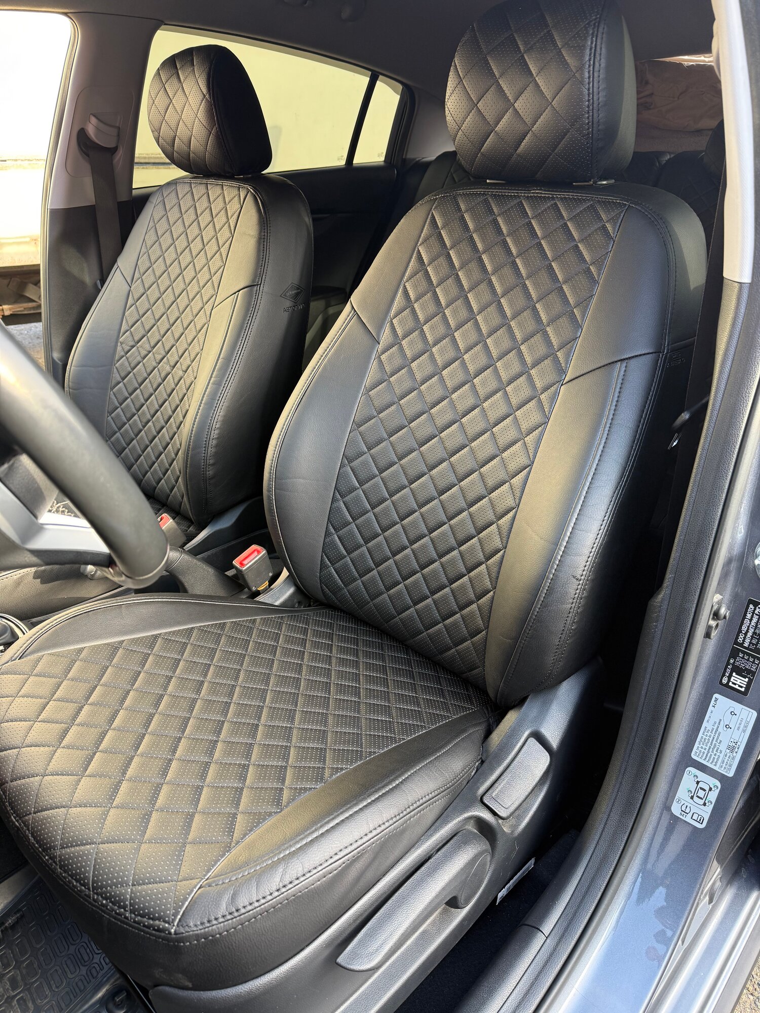 Чехлы Автопилот для Hyundai Solaris II Sd / Kia Rio IV Sd/Hb (X-Line / X) (40/60) с 17г. Экокожа, ромб, черный, черный.