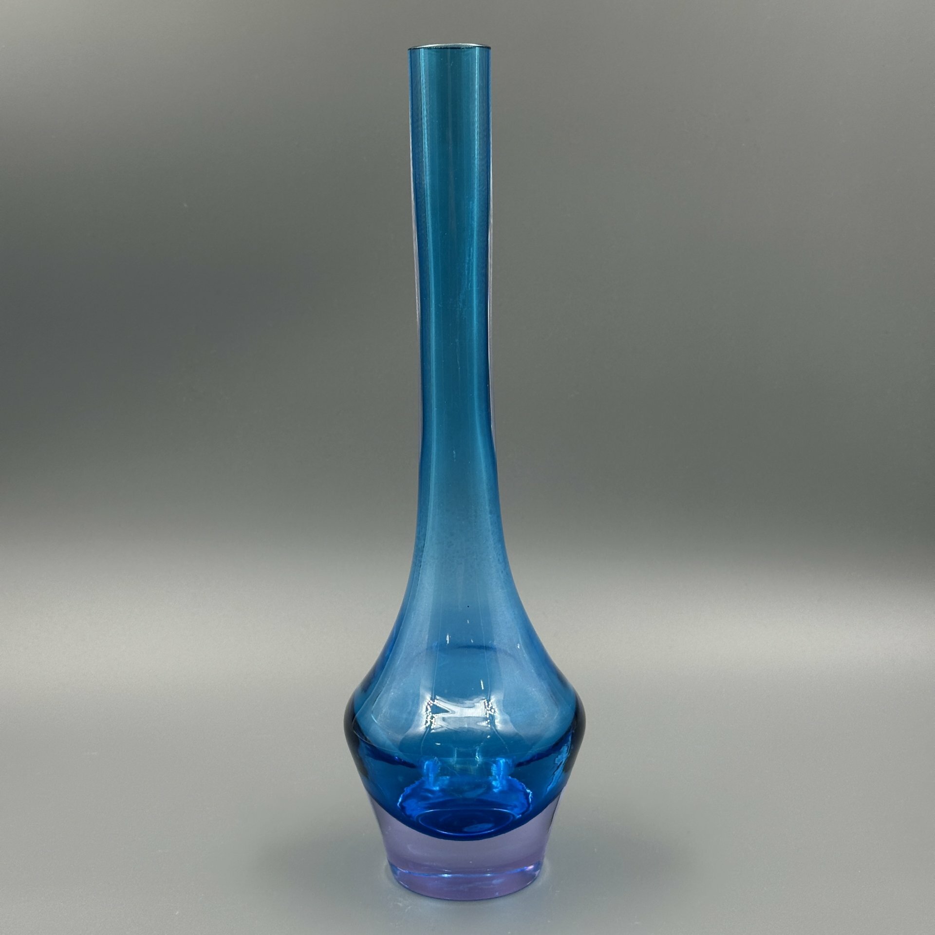 Ваза голубого оттенка, выполненная в форме бутылки, стекло, sommerso, Европа, 1960-1980 гг.