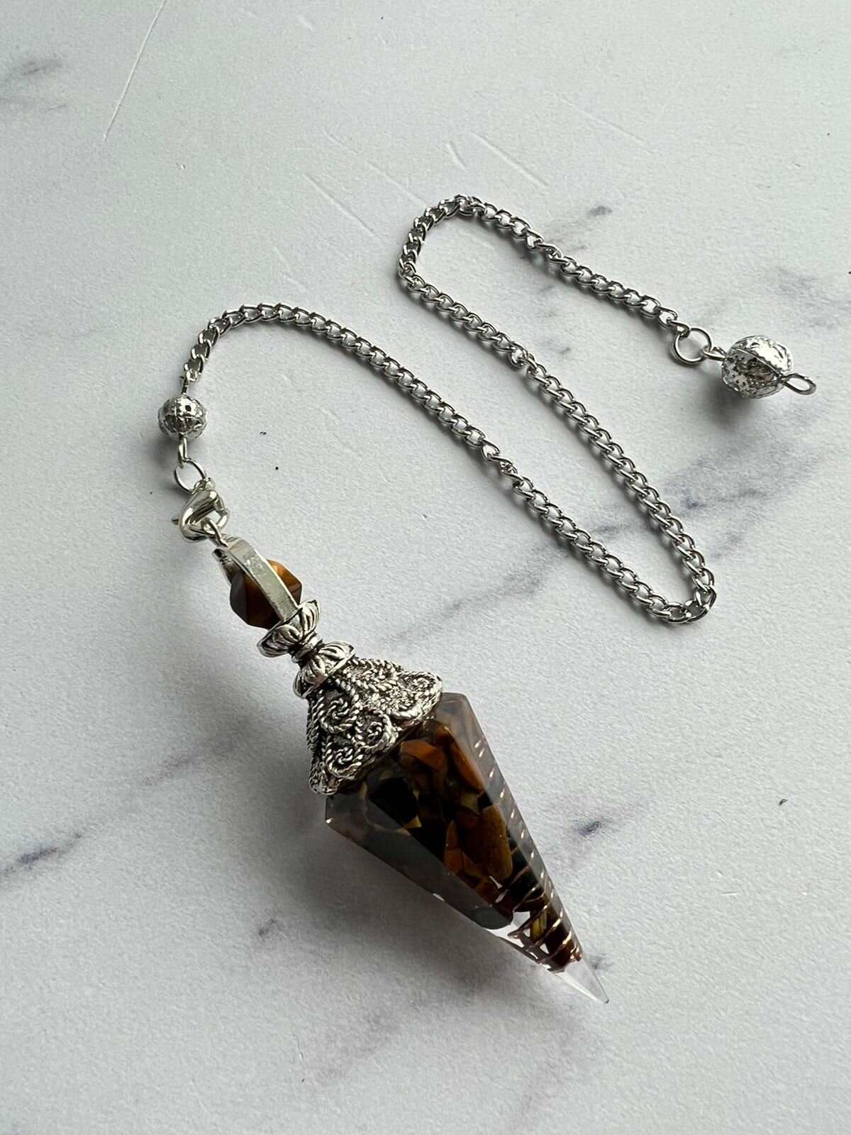 Маятник биолокационный из эпоксидной смолы с натуральным тигровым глазом.