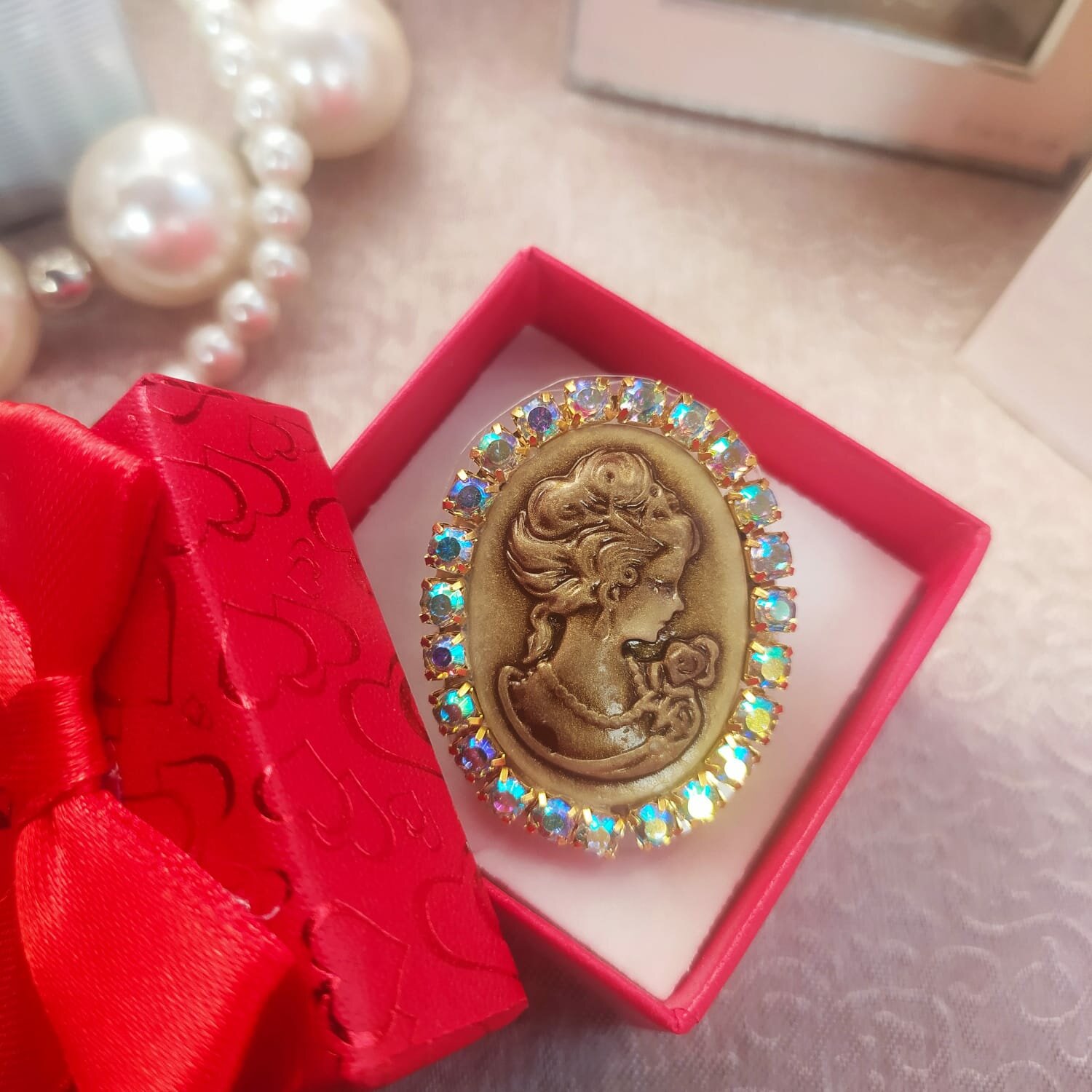 Брошь, пластик, стразы