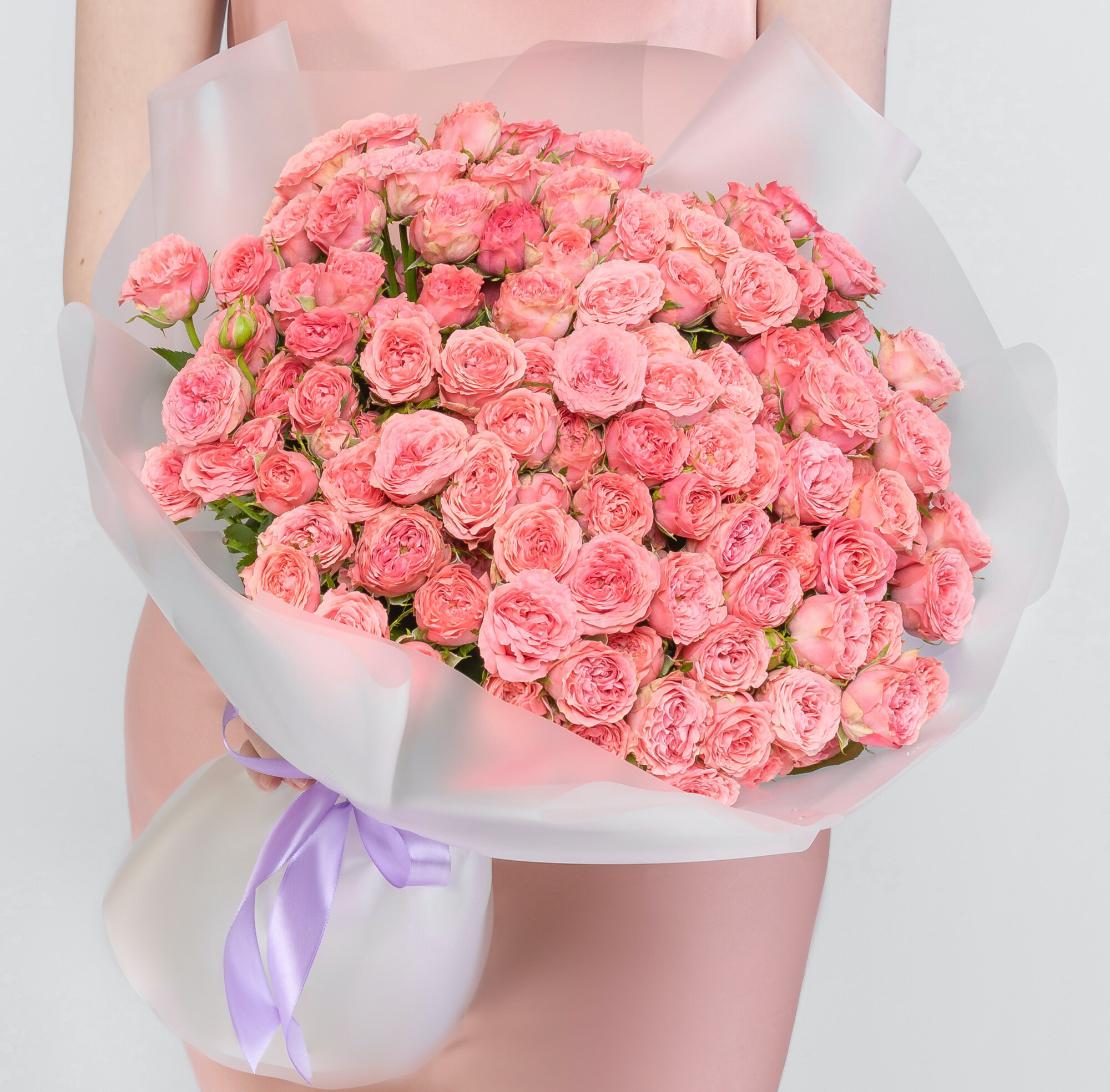 Букет Мегацвет24 "Корал Йо Йо", пионовидные розы, 51 цветок, коралловые, в дизайнерской упаковке