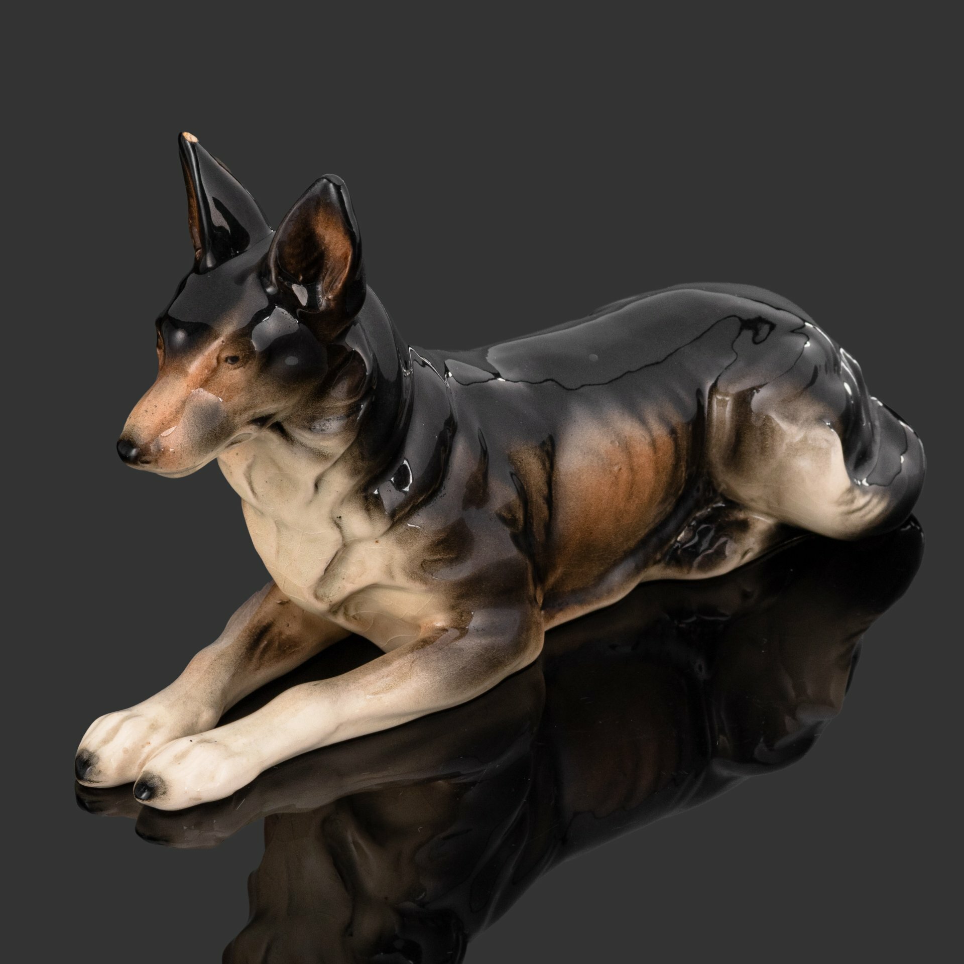 Статуэтка "Лежащая овчарка", фаянс, аэрография, Hertwig & Co, Германия, 1958-1990 гг.