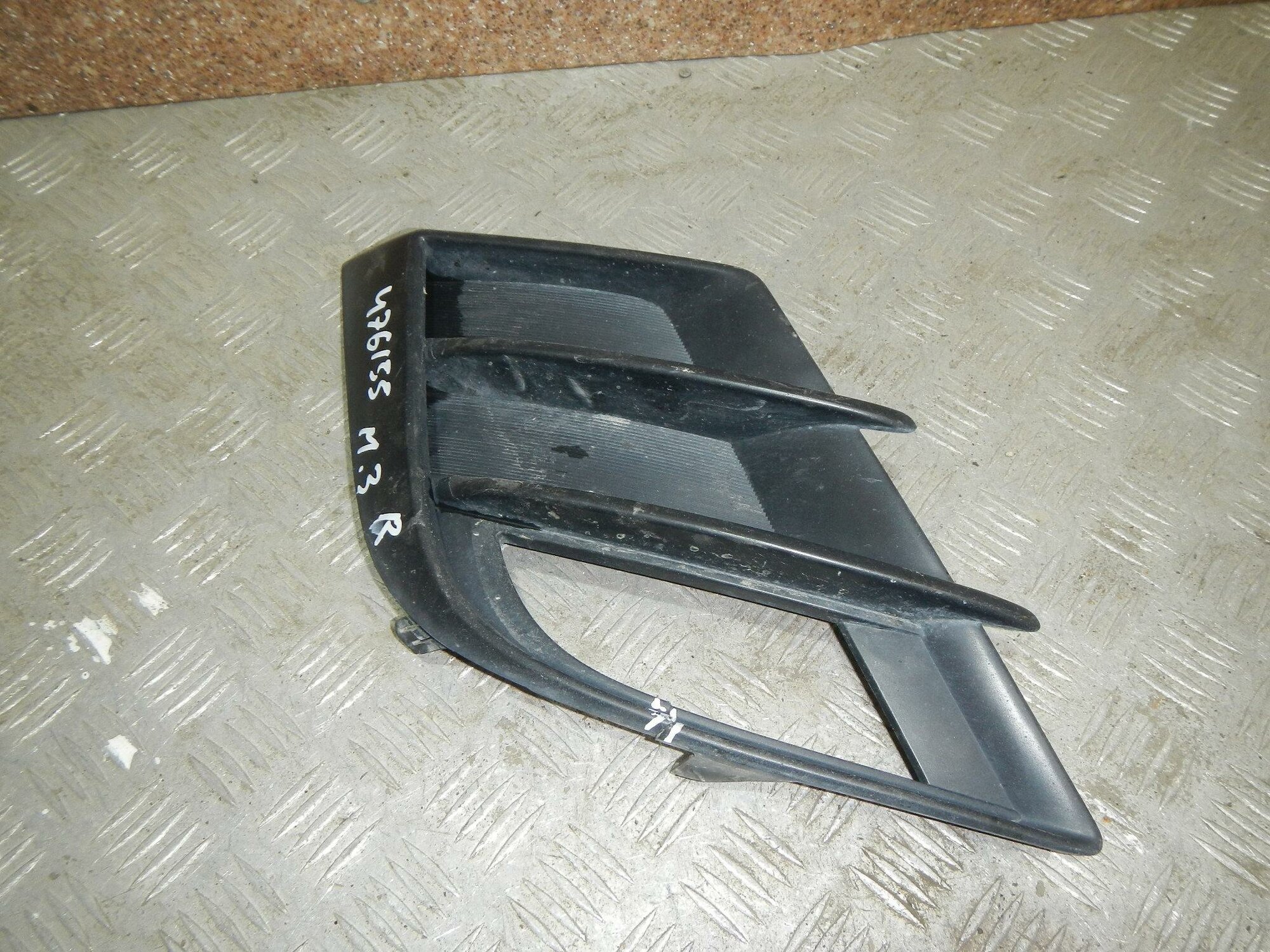 Б/У Рамка противотуманной фары правой, Mazda (Мазда)-3 (BL) (09-13) MAZDA 3 (BL) (09-13) царапины, трещина. 476155 MAZDA...