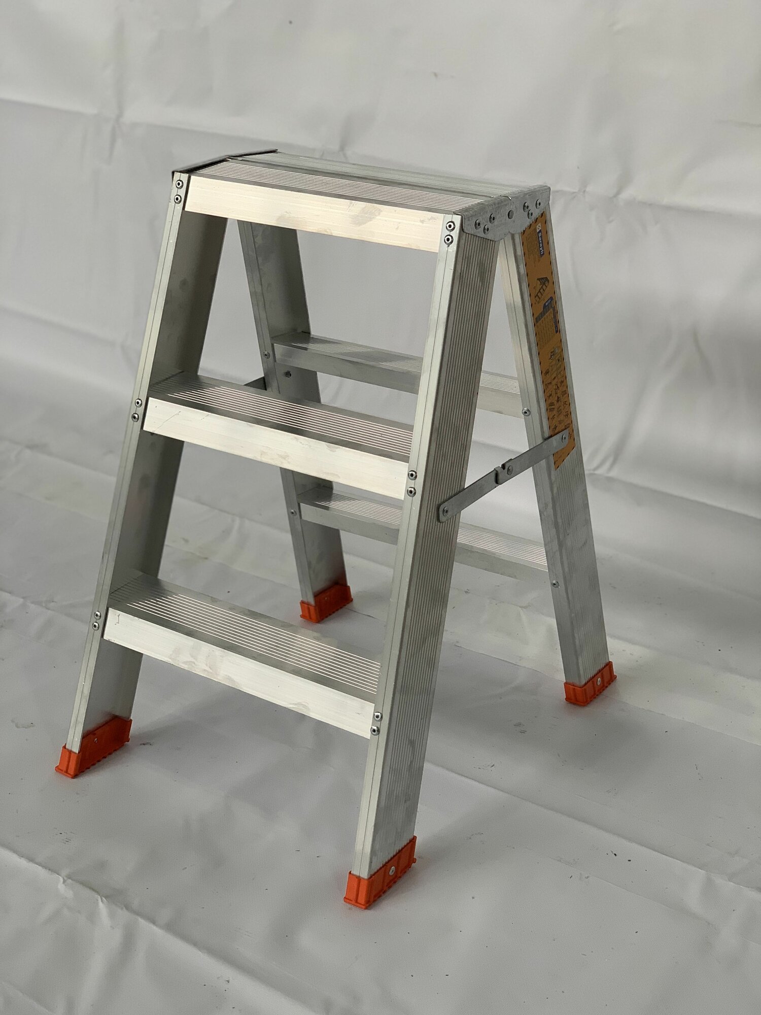 Двухсторонняя профессиональная стремянка Sarayli Mega 2х3 (71см)