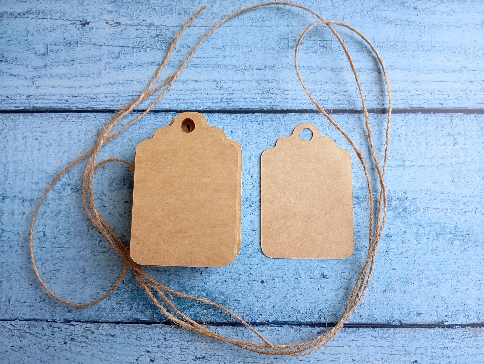 Бирки для подарков, размер 5х7 см. В наборе 100 шт. +3 метра в подарок веревочки джута. Ручная работа. Плотный крафтовый картон.