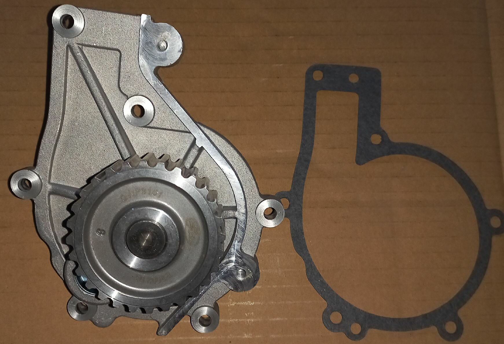 Насос водяной GATES Chery Fora [1.6 16V 5MT седан]