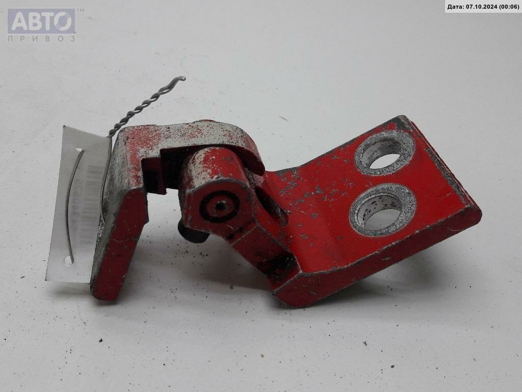 Петля двери задней правой Volkswagen Golf-3