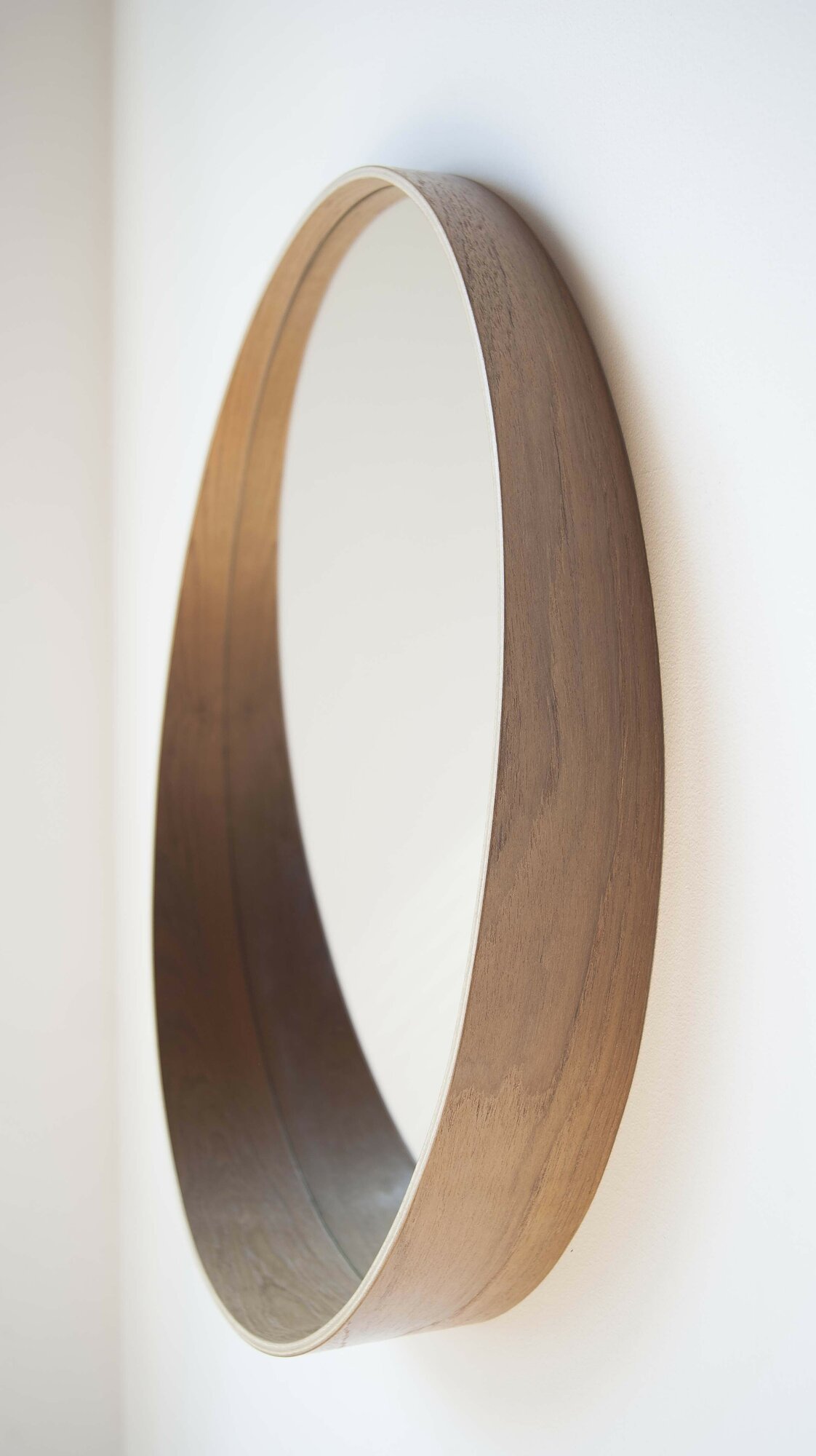 Зеркало круглое настенное в прихожую в деревянной в деревянной раме 80х80 см Тик