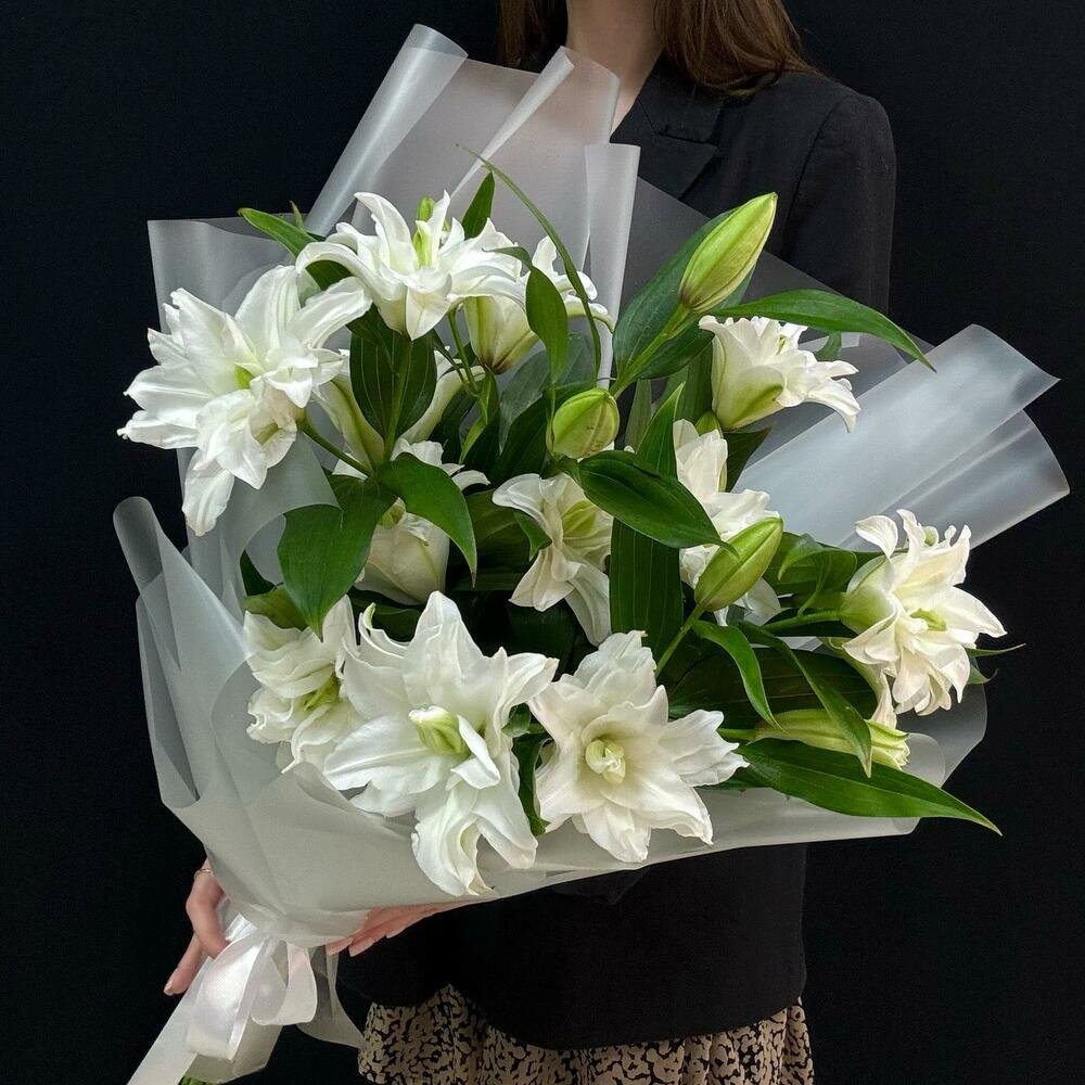 Букет из 5 белых лилий с нежным ароматом, который дарит ощущение роскоши и элегантности
