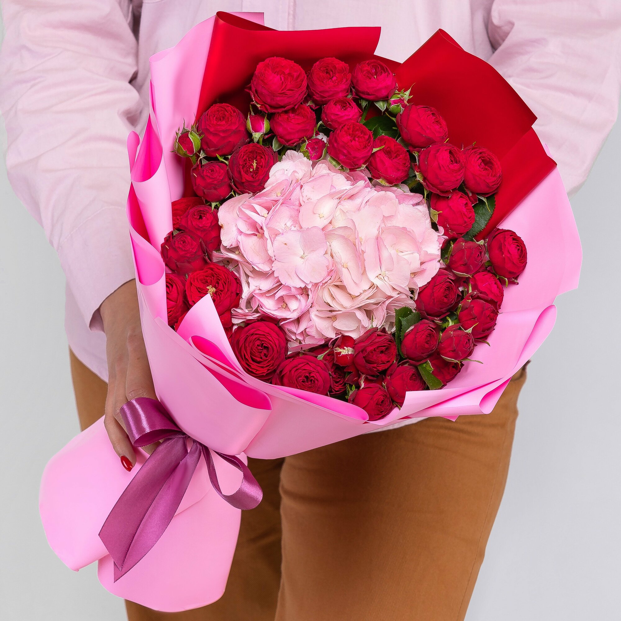 Дуо-букет Мегацвет24 "Розовая Гортензия и Роза Марун", розовый/красный, дизайнерская упаковка