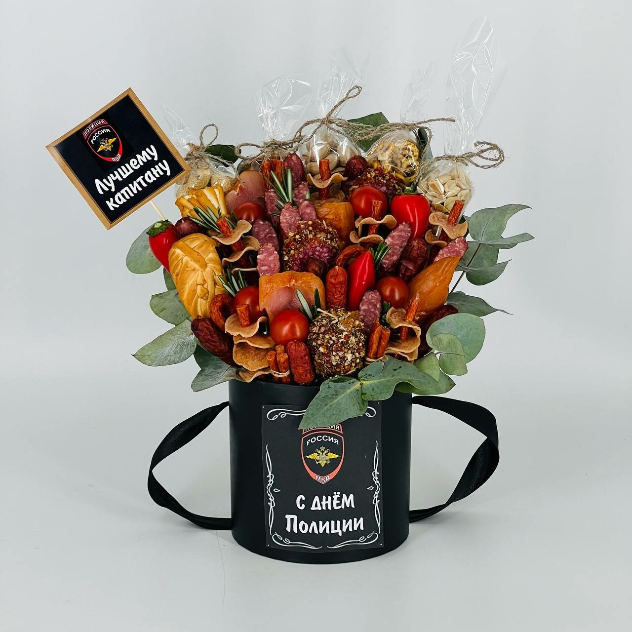 Мясной букет из колбасы и закусок "Лучшему капитану" на день полиции