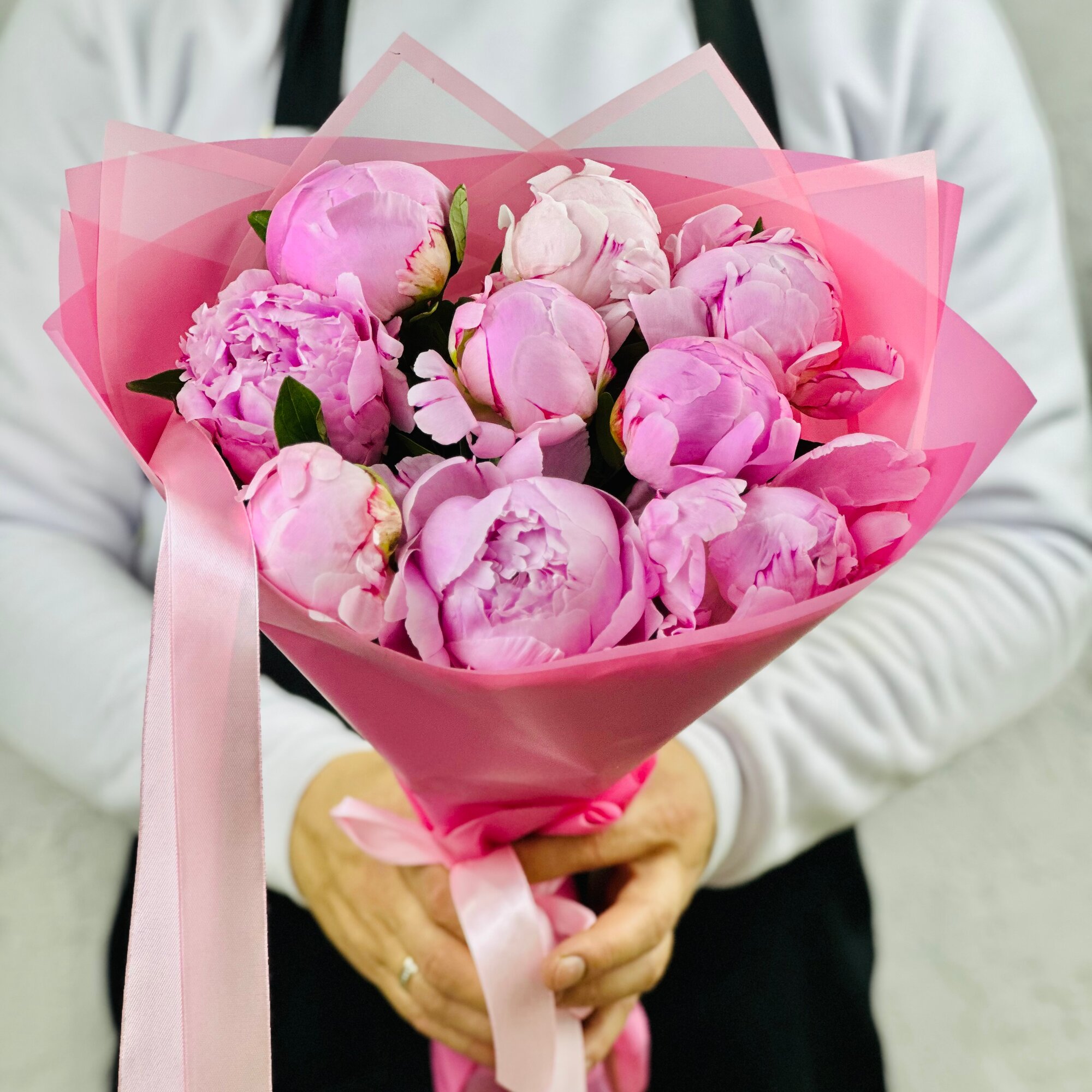 Монобукет Rybe-Flowers "Ароматные Пионы" , высота 45 см, 9 цветов, оформление пленкой