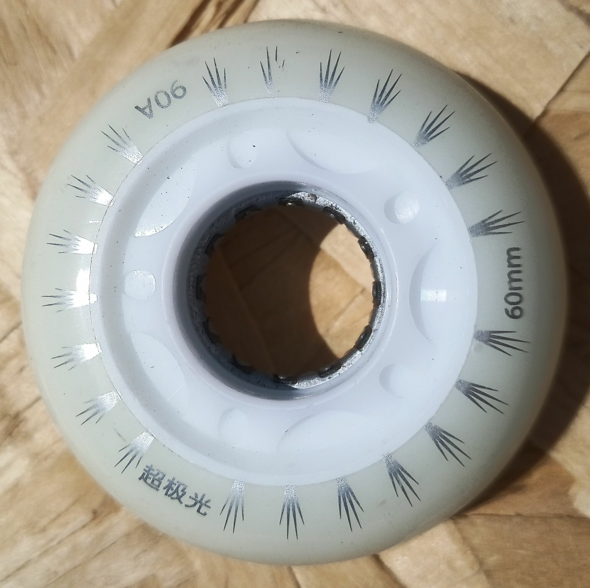 4 светящихся колес 60мм для роликов 85а. Светятся Белым. С магнитными втулками.