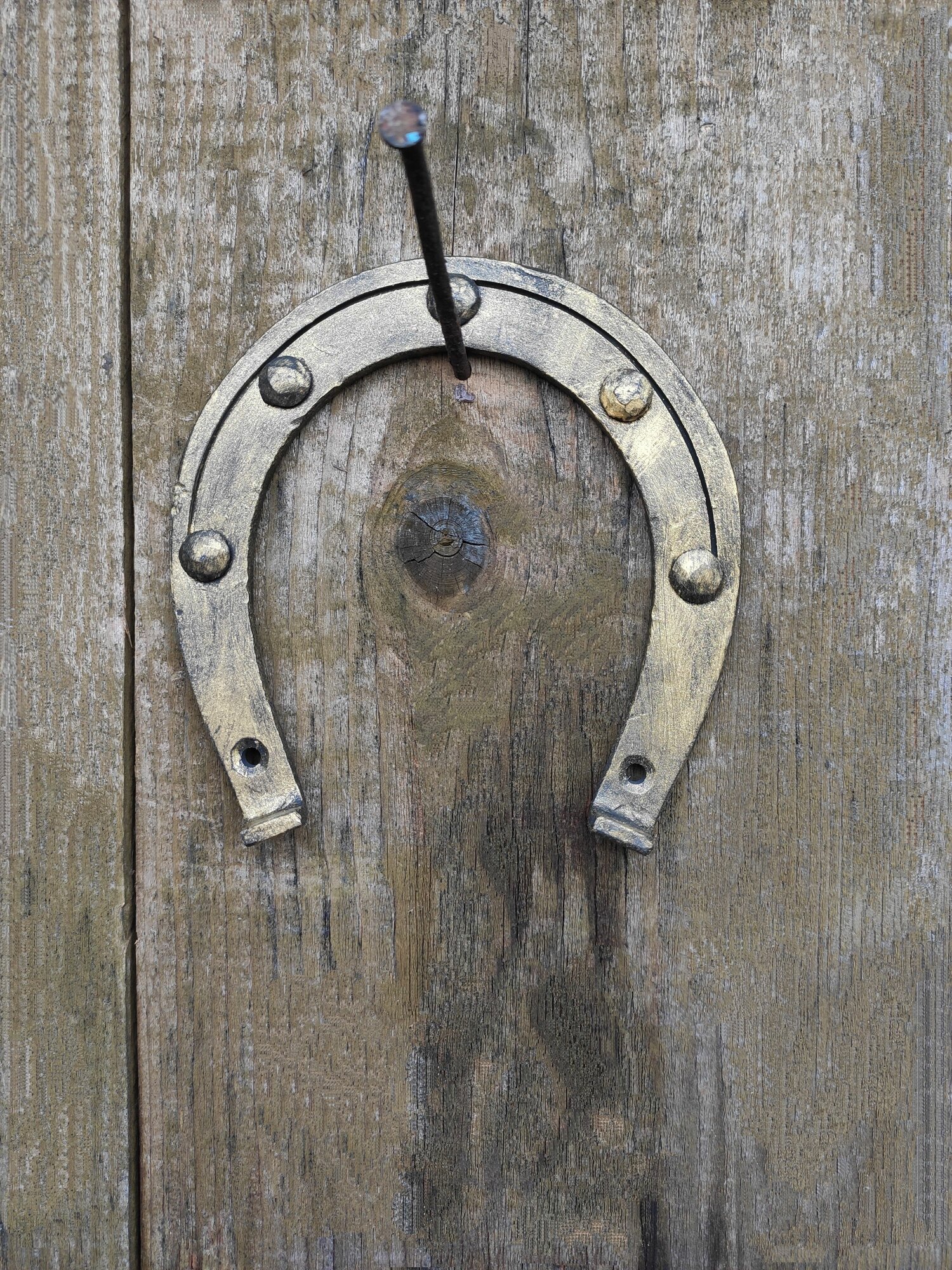 Подкова-оберег с клепками. Патина *Золото*.