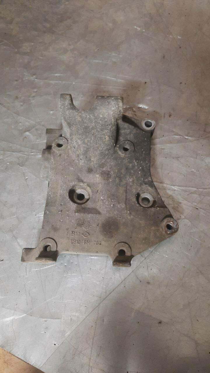 Кронштейн генератора Nissan Almera N16 2000 11910BM700