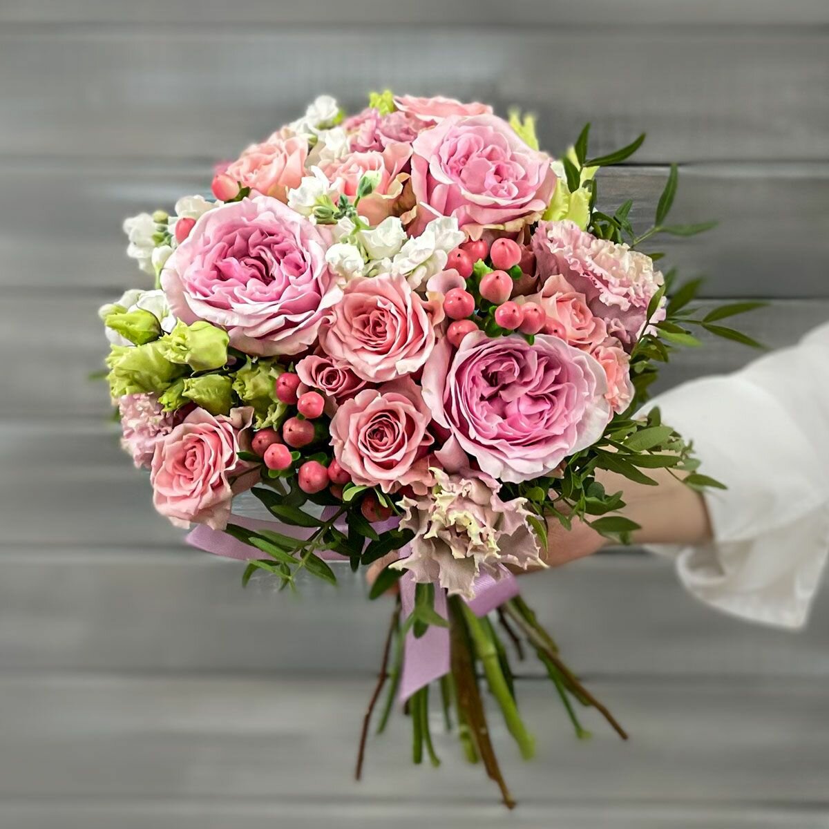 Букет из живых цветов розовых роз, лизиантусов и маттиолы