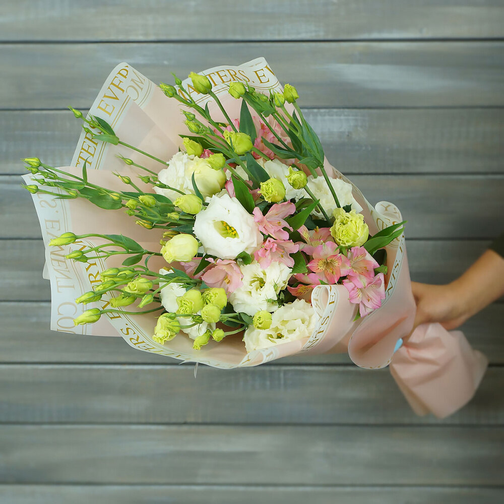 Букет "Букет Маркет", лизиантусы, альстромерии, 70 см, оберточная бумага