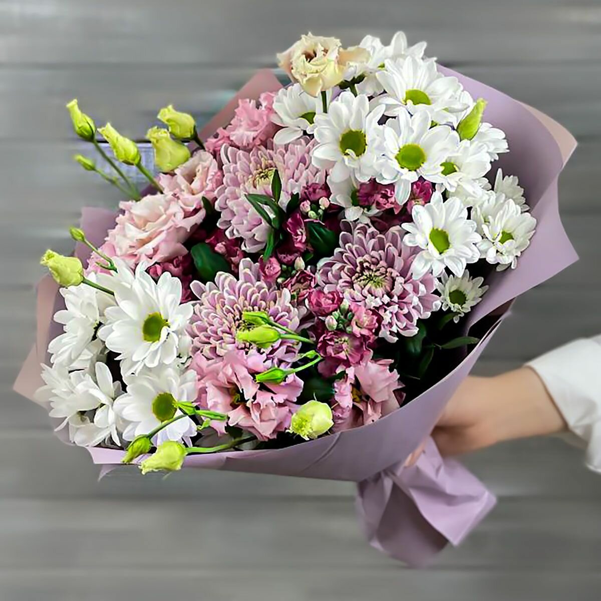 Букет из живых цветов хризантем, маттиол и лизиантусов