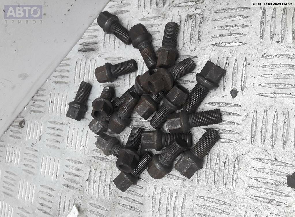 Болт колесный (гайка колесная) Volkswagen Passat B5