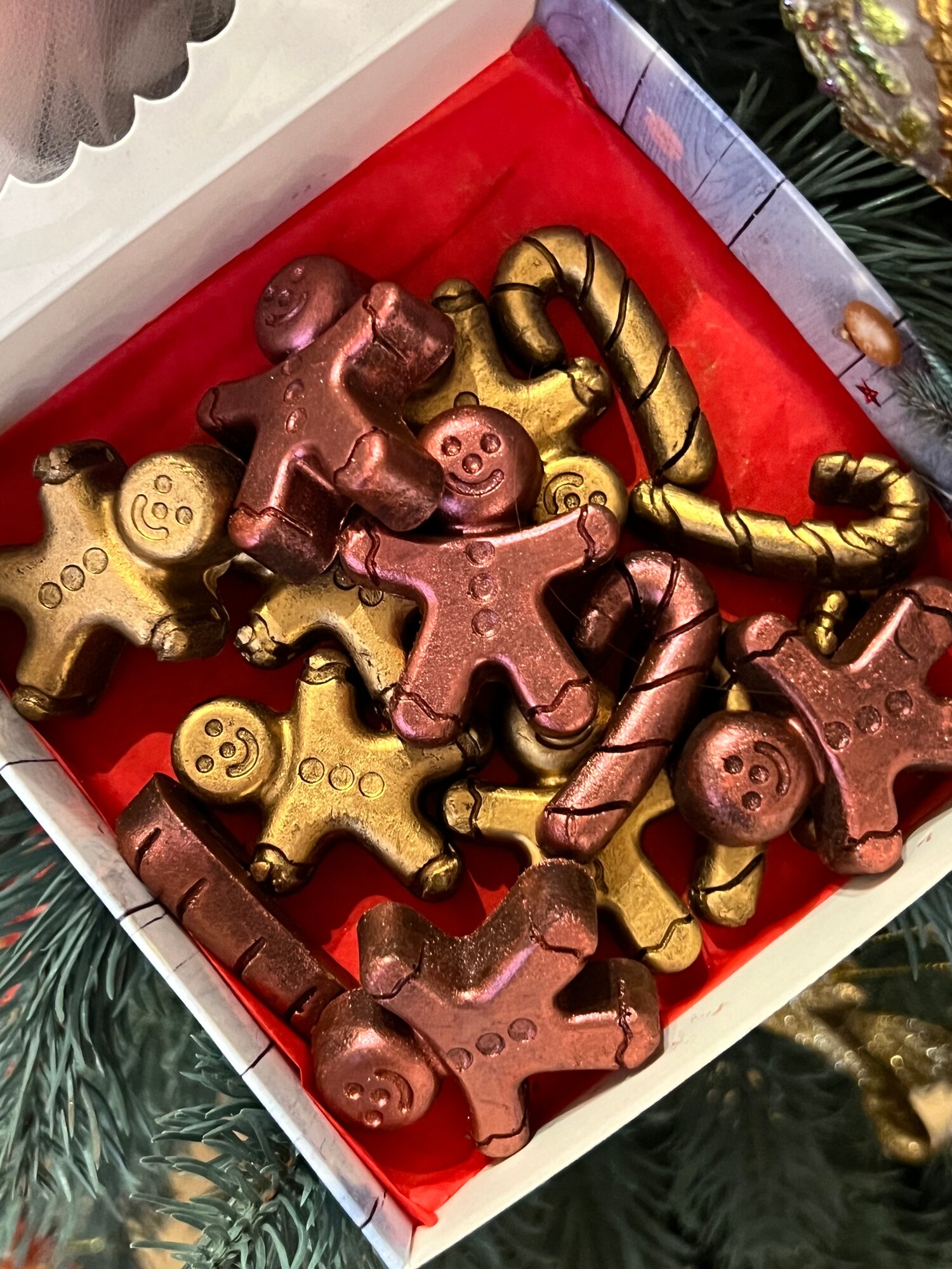 Шоколадные фигуры "Пряничный человечек с тростью" от Aramiska, молочный шоколад, ручная работа