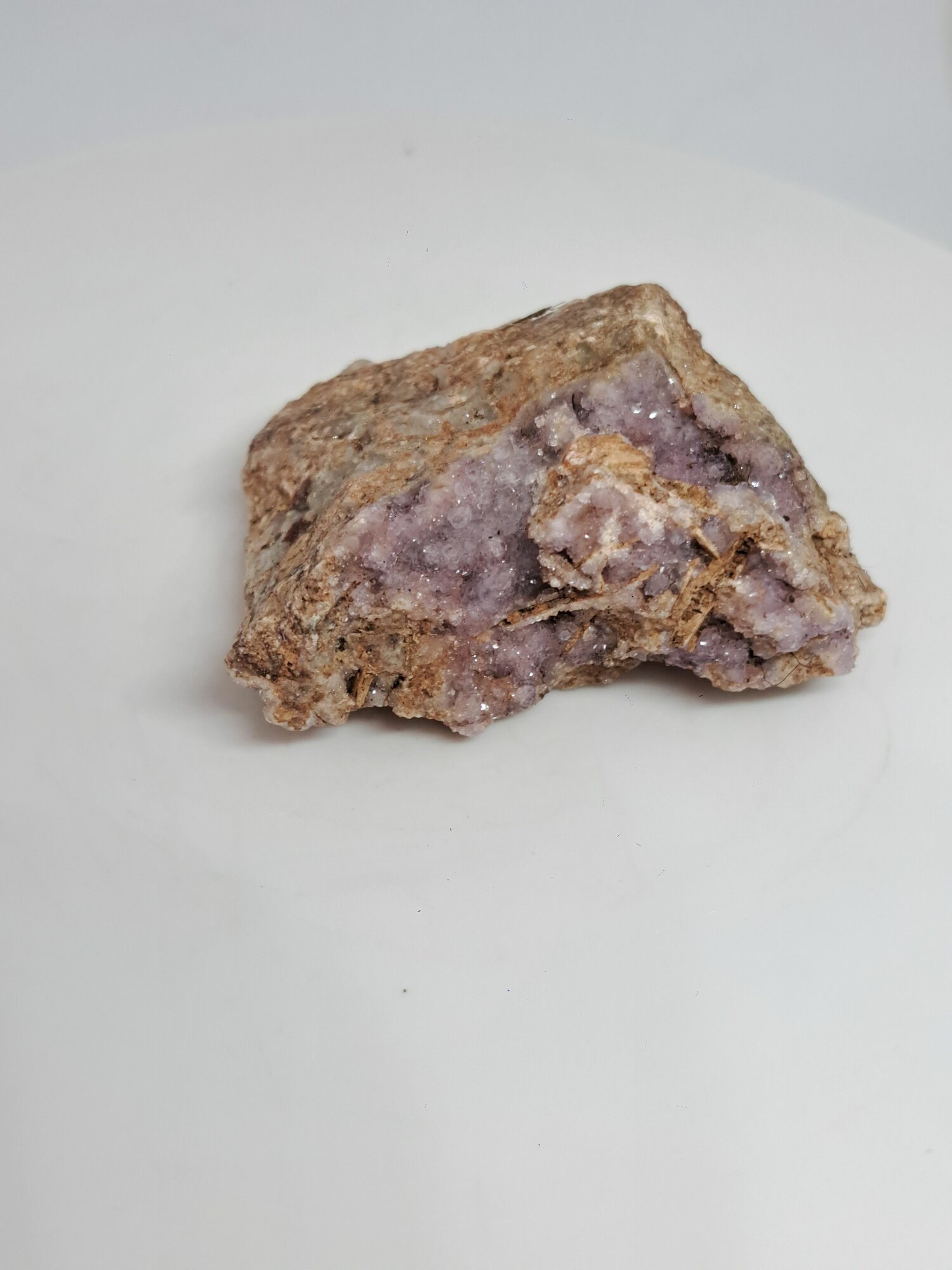 Кристаллы аметиста на породе, щётка, друза