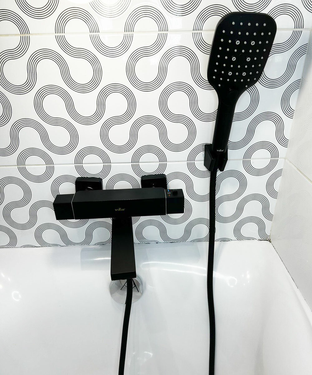 Термостатический смеситель для ванны и душа из латуни с лейкой и шлангом Vieir V393533-C черный