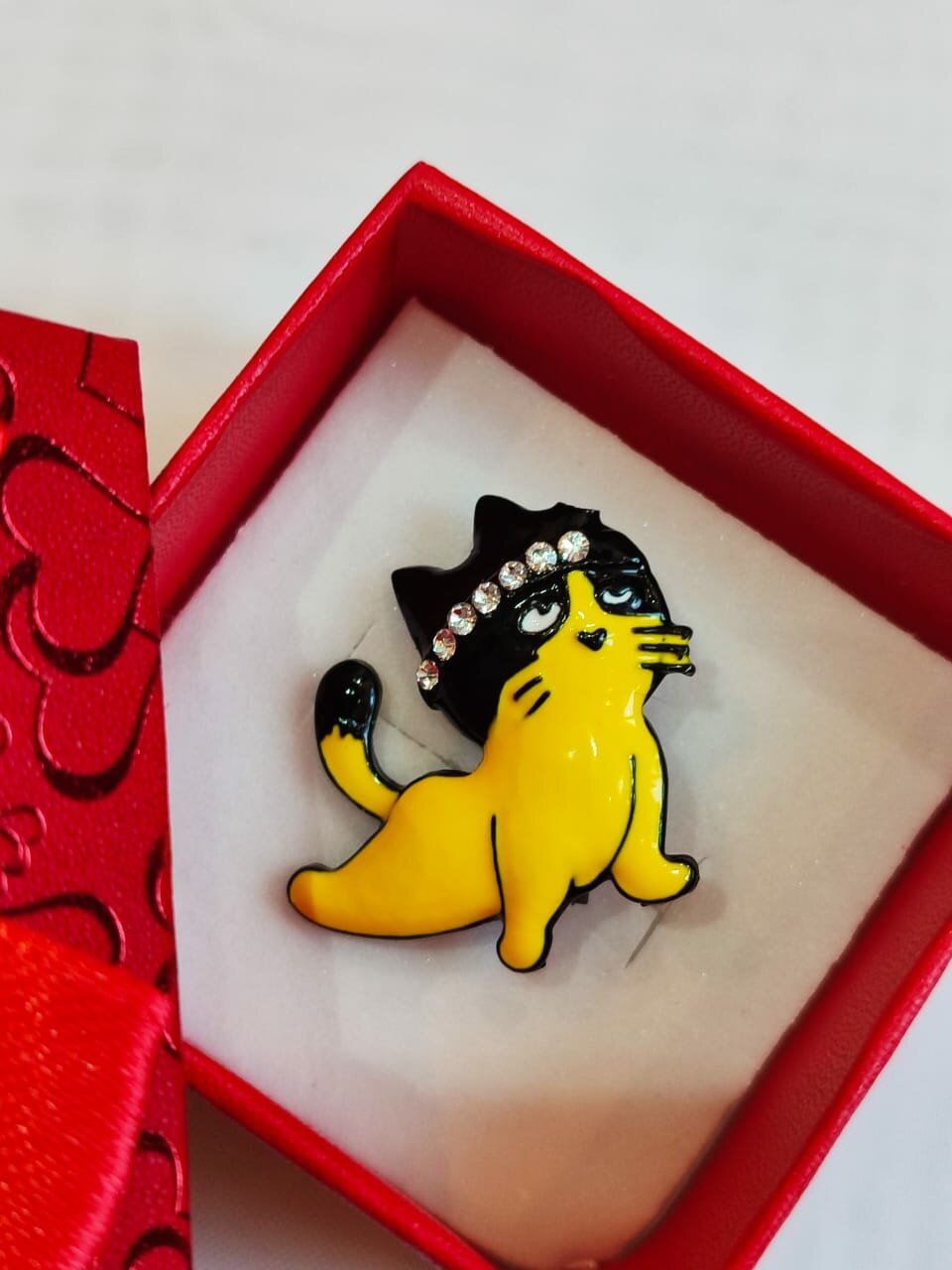 Брошь, стразы, эмаль