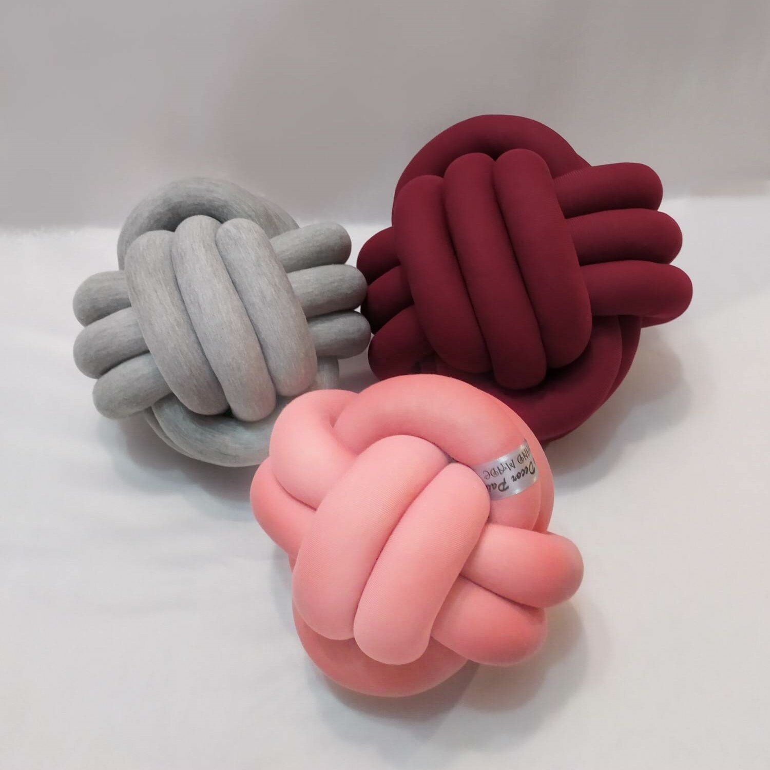 Подушка декоративная 35х35 светло-кораллового цвета. Большая подушка узел на пол, шар (0174)