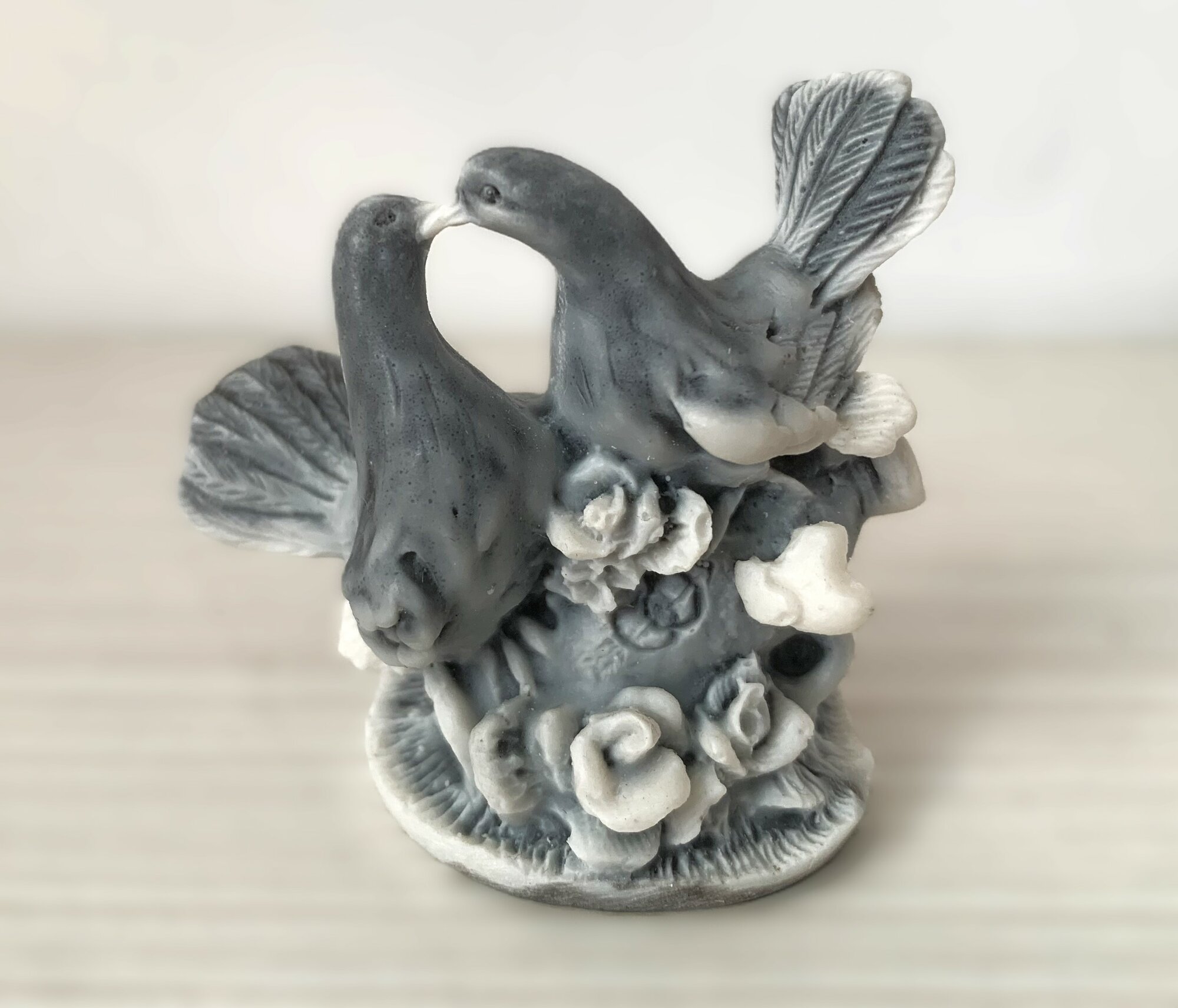 Статуэтка голуби мраморная крошка