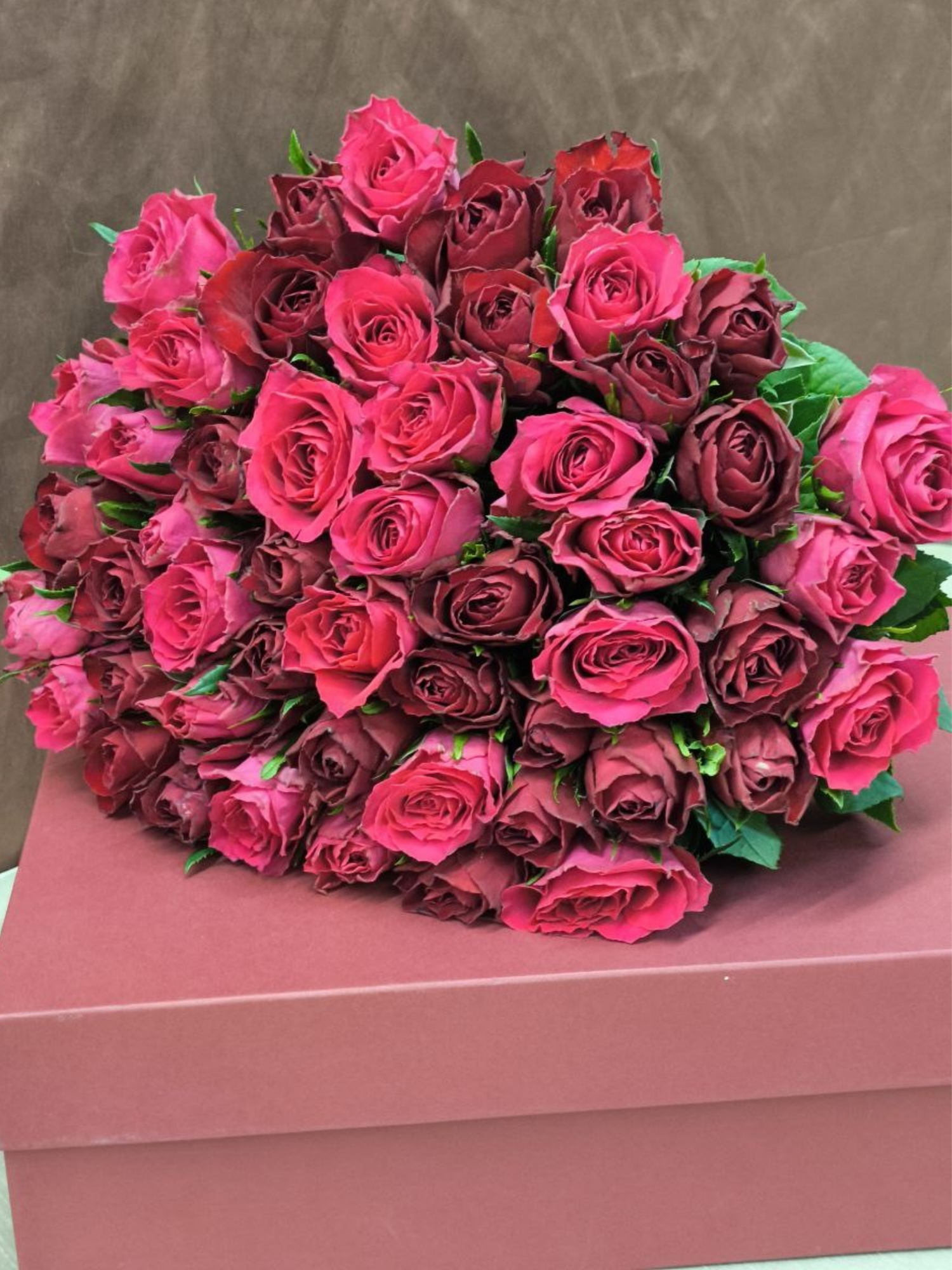 Букет живых цветов из Роз Микс Красная, Малиновая 51 шт. высота 42 см. SIMFONI FLOWERS